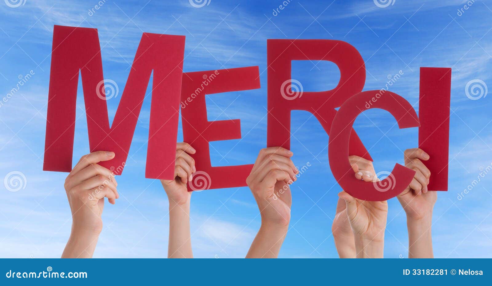 Molte Mani Che Tengono Un Merci Rosso Immagine Stock - Immagine di ...