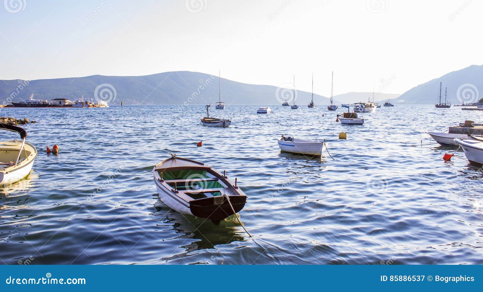 Molte Piccole Barche Su Acqua Calma Immagine Stock - Immagine di ...