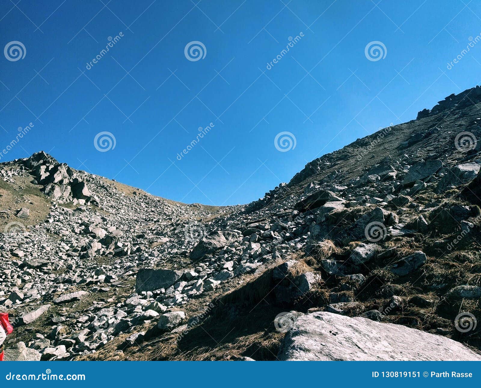 Molte Rocce Sulla Cima Della Montagna Dell'Himalaya Immagine Stock ...