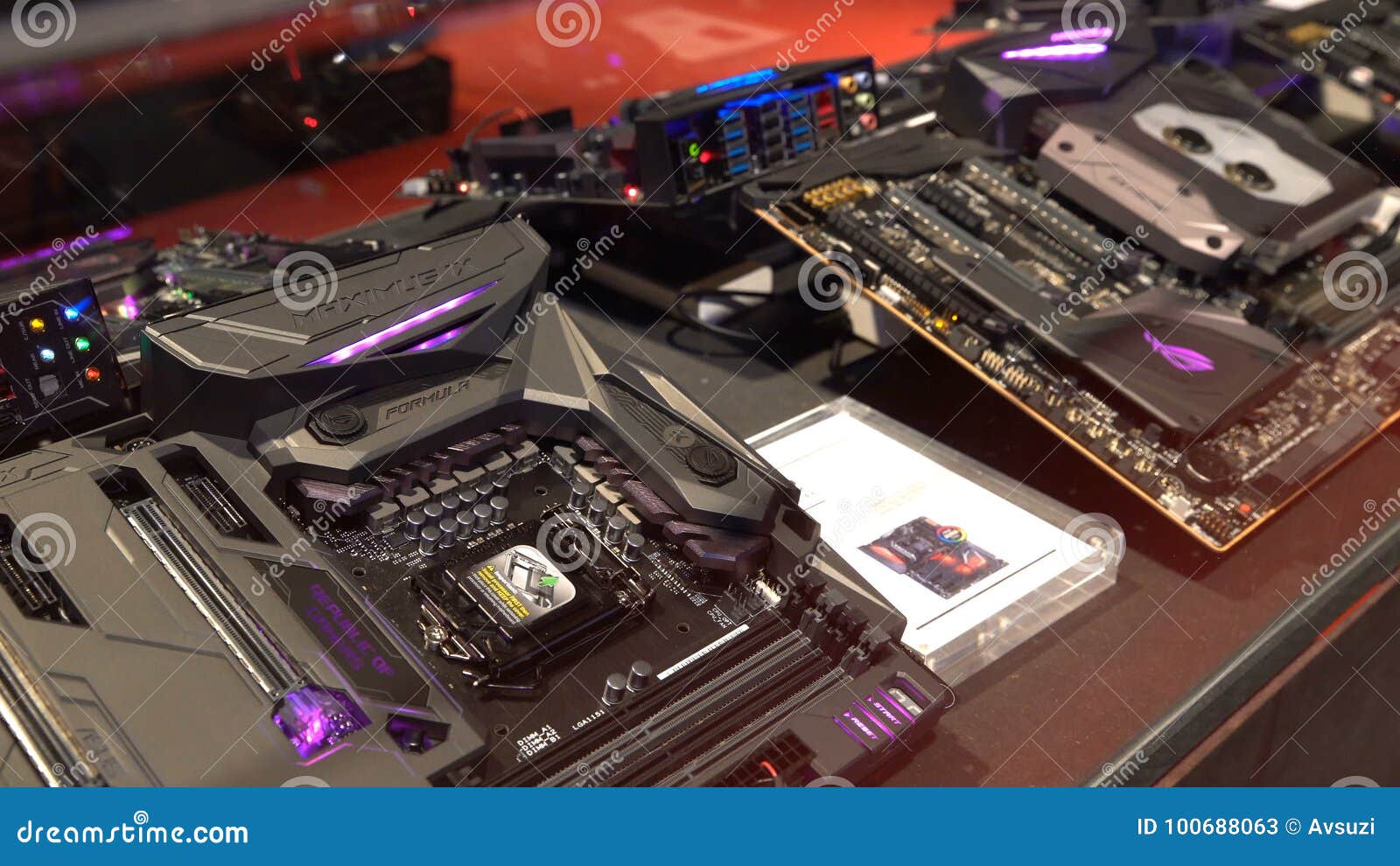 Molti Componenti E Pezzi Di Ricambio Di Computer Nel Deposito Di ...