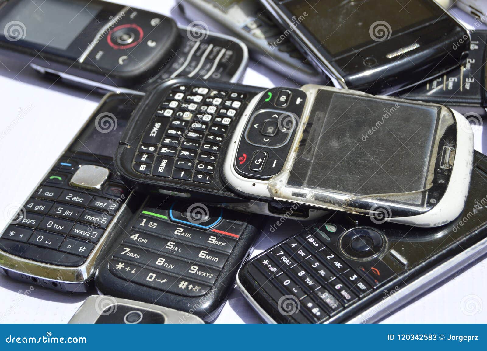 Molti Vecchi Telefoni Cellulari Gruppo Di Spreco Di E Immagine Stock ...