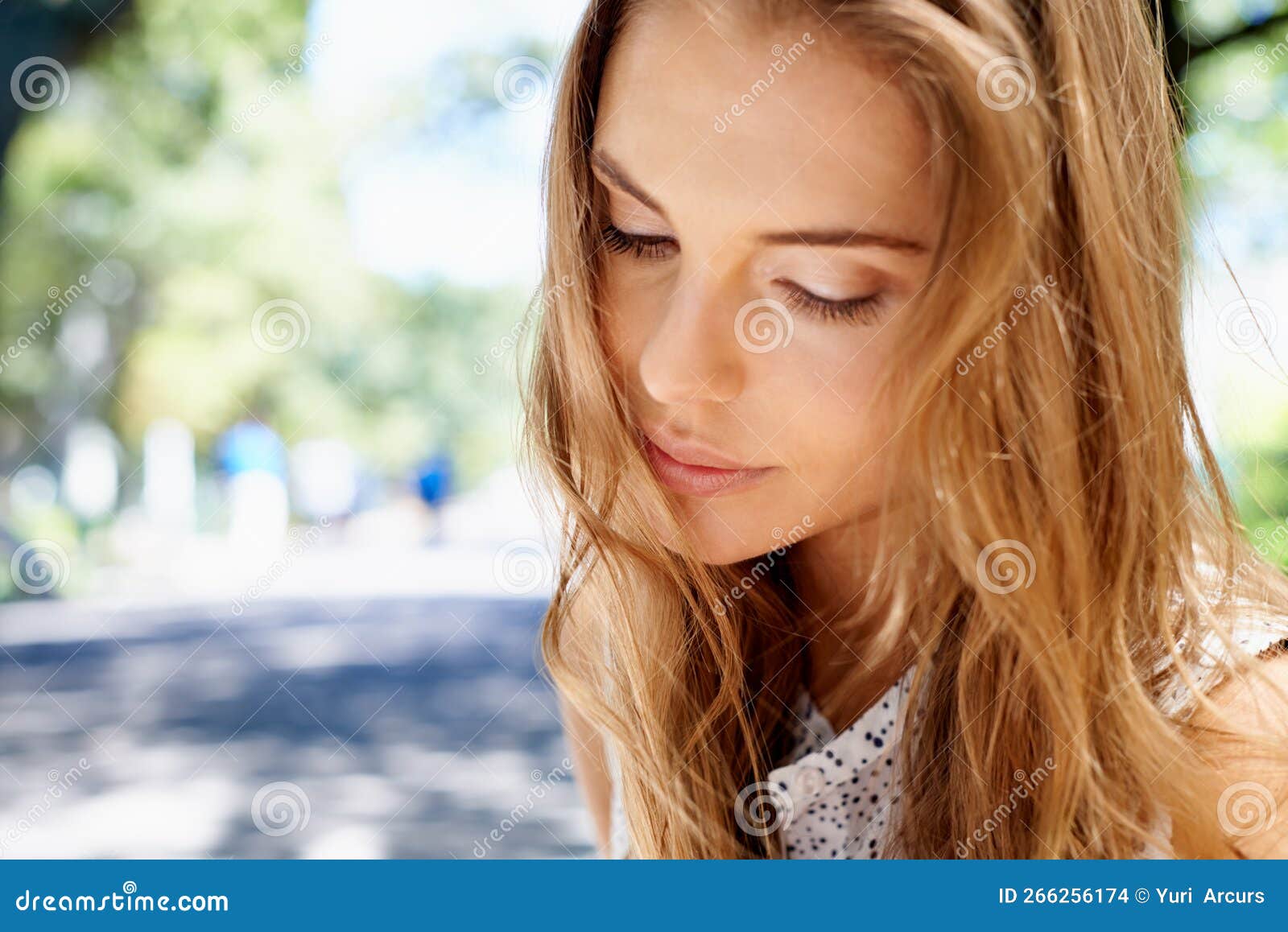 Momento De Parque Reflexivo Captura De Pantalla De Una Atractiva Joven En El Exterior De Un