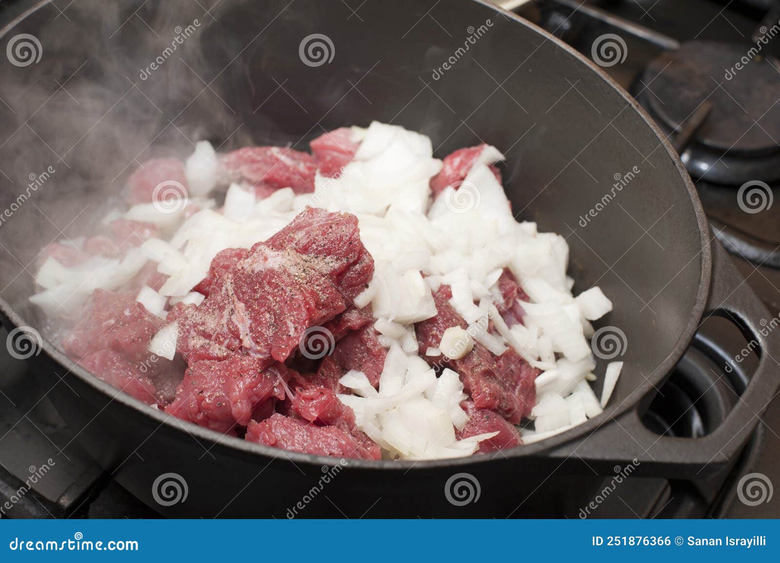 Momento De Preparar Carne De Vacuno Con Cebolla En Salsa Foto de ...