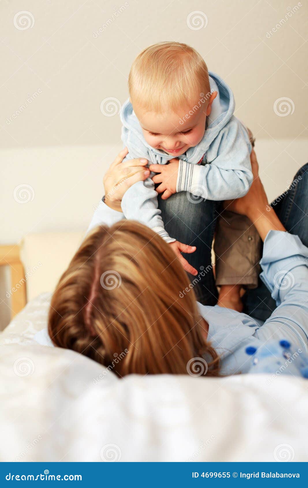 Momentos de la familia imagen de archivo. Imagen de arrogante - 4699655