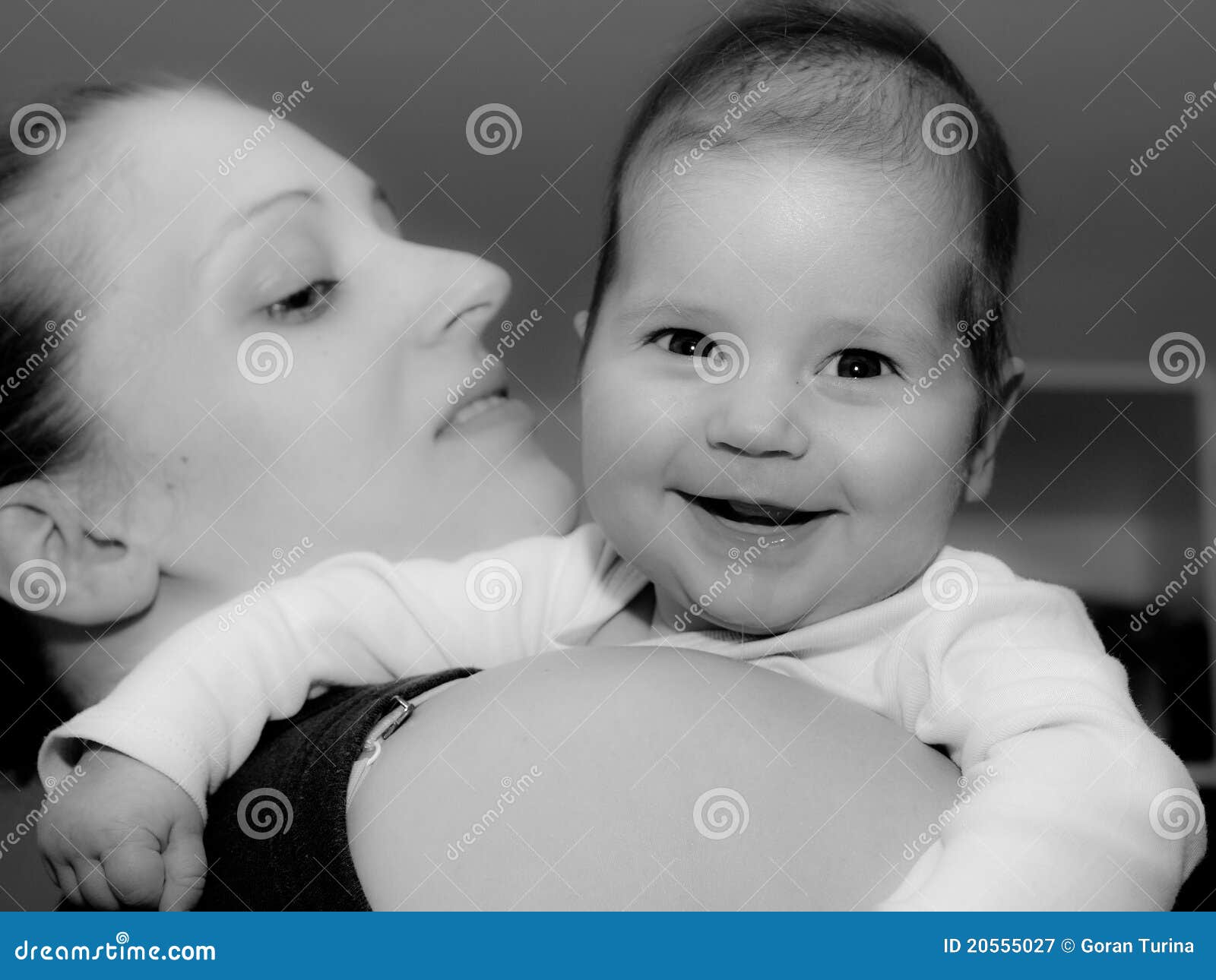 Momia e hijo imagen de archivo. Imagen de manos, tenencia - 20555027