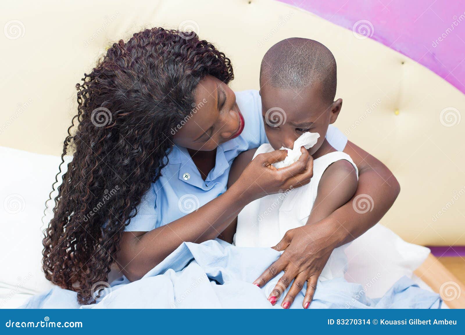 Momia Que Conforta a Su Hijo Foto de archivo - Imagen de sonrisa, hijo ...