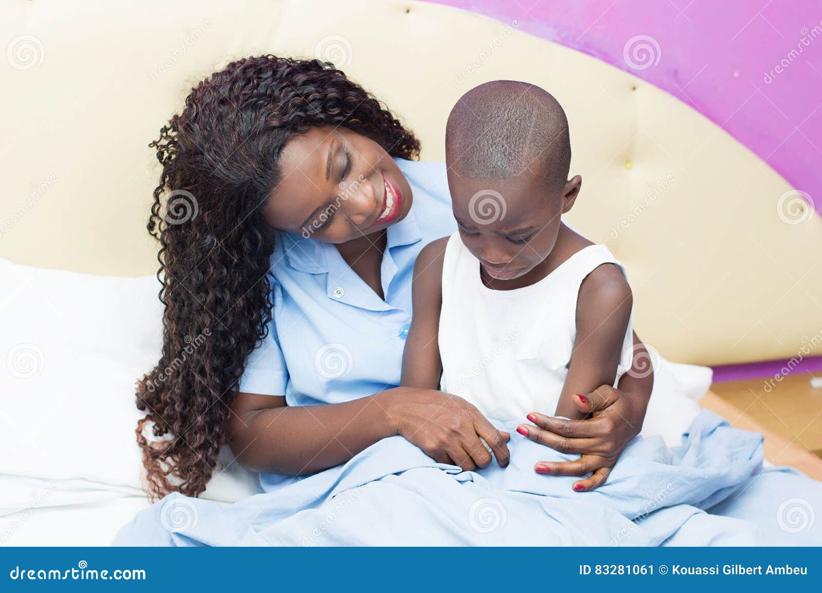 Momia Que Conforta a Su Hijo Imagen de archivo - Imagen de interior ...