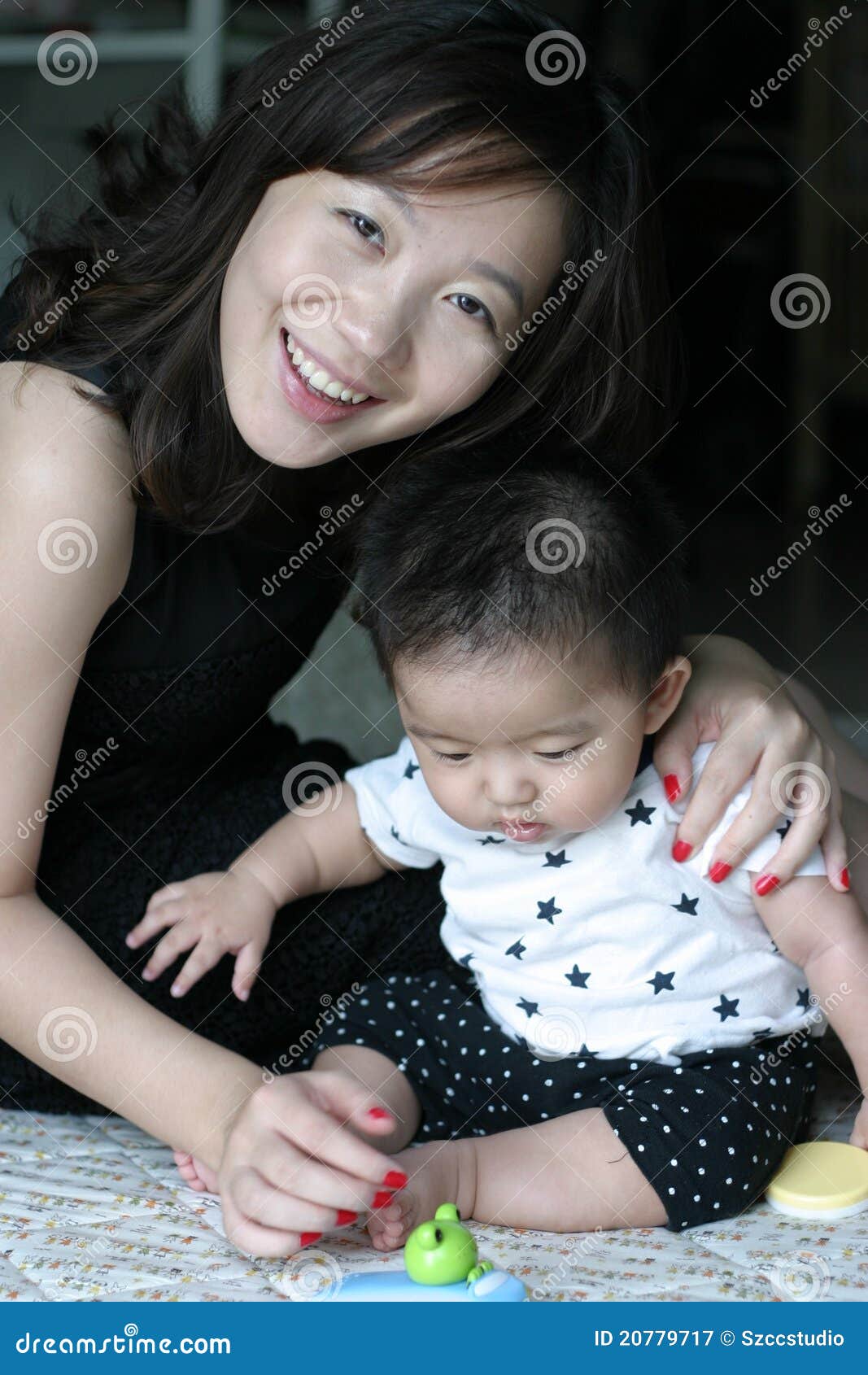 Momia y bebé imagen de archivo. Imagen de hembra, felicidad - 20779717