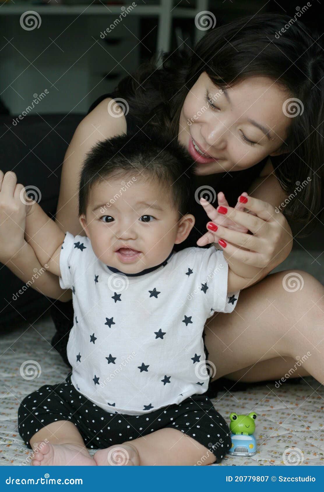 Momia y bebé imagen de archivo. Imagen de concentrado - 20779807