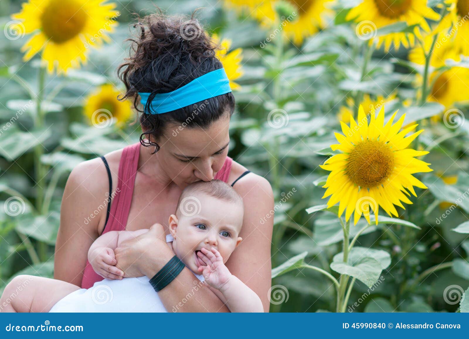 Momia y bebé foto de archivo. Imagen de campo, libertad - 45990840