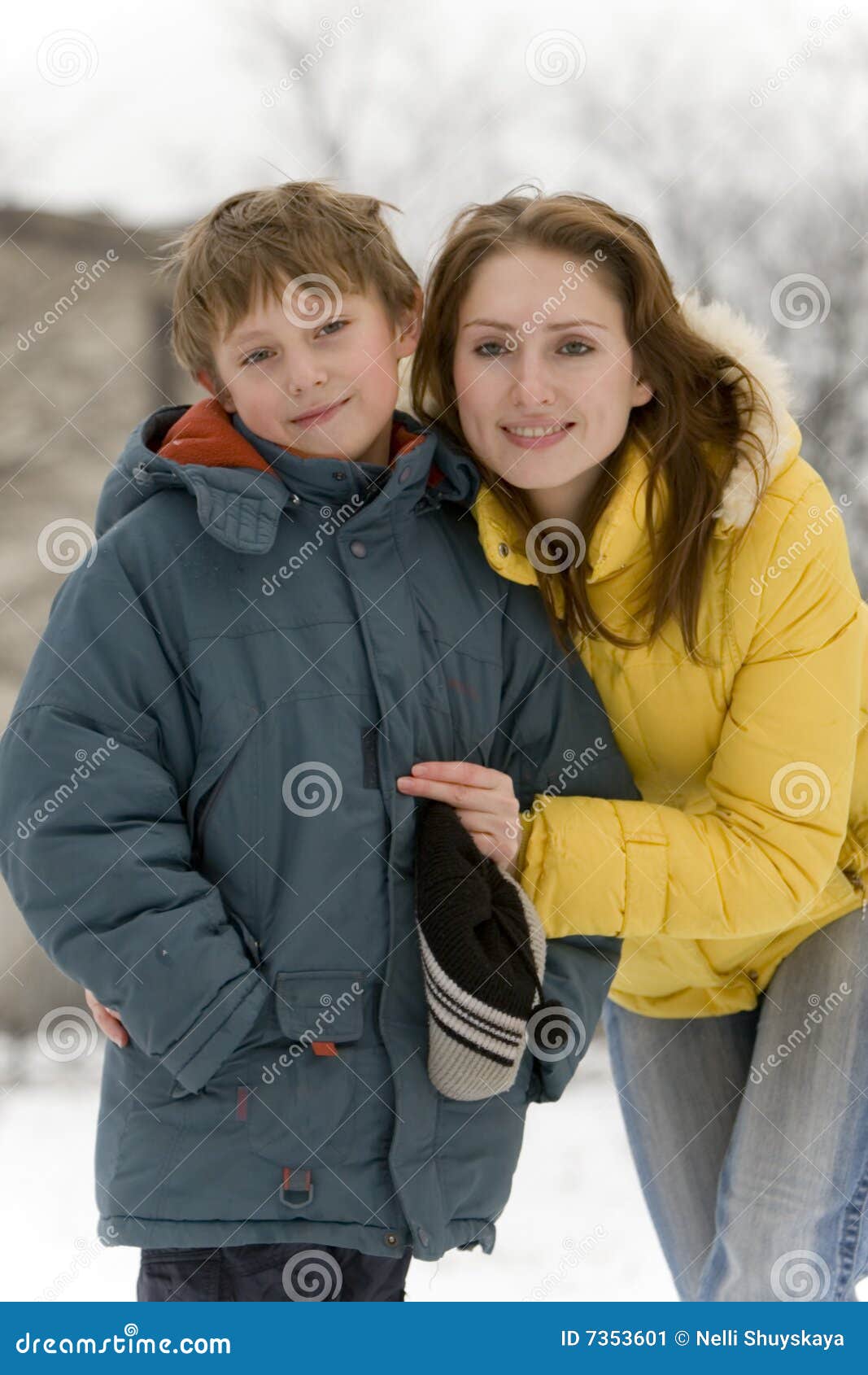 Momia y el hijo imagen de archivo. Imagen de amistad, sentada - 7353601