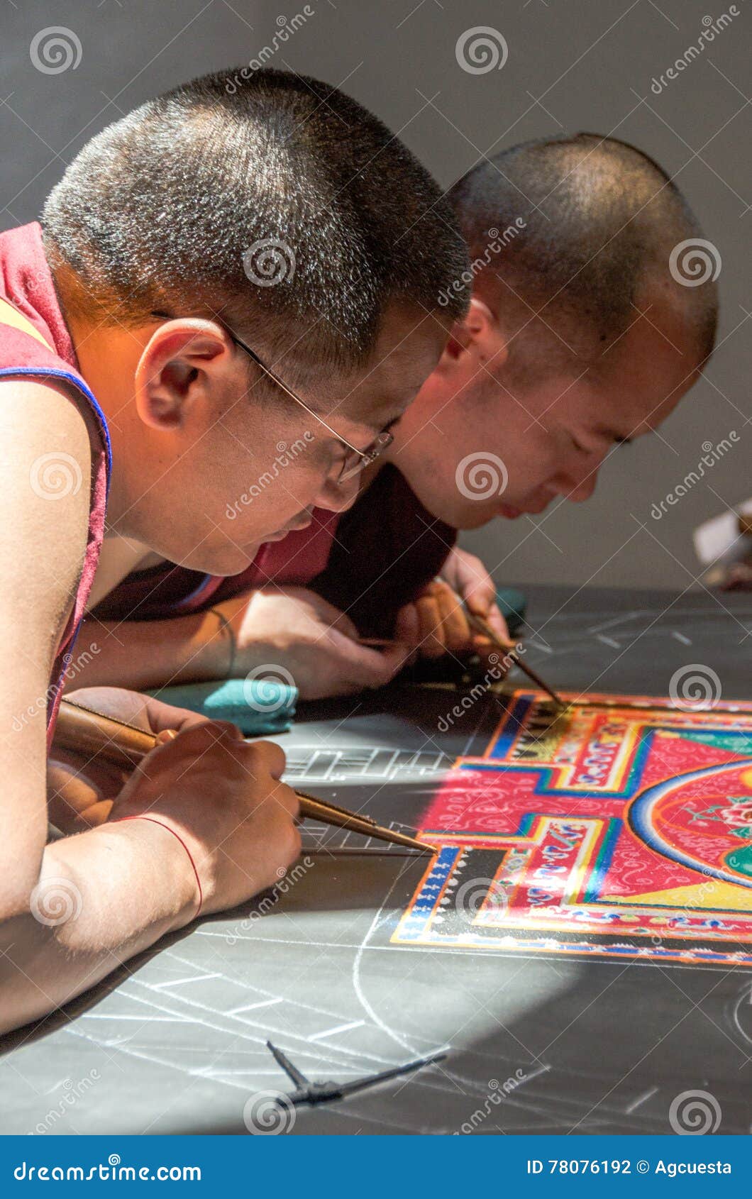 Monaci Tibetani Che Fanno Una Mandala Fotografia Editoriale - Immagine ... Monaci Tibetani Che Fanno Una Mandala Fotografia Editoriale - Immagine ...