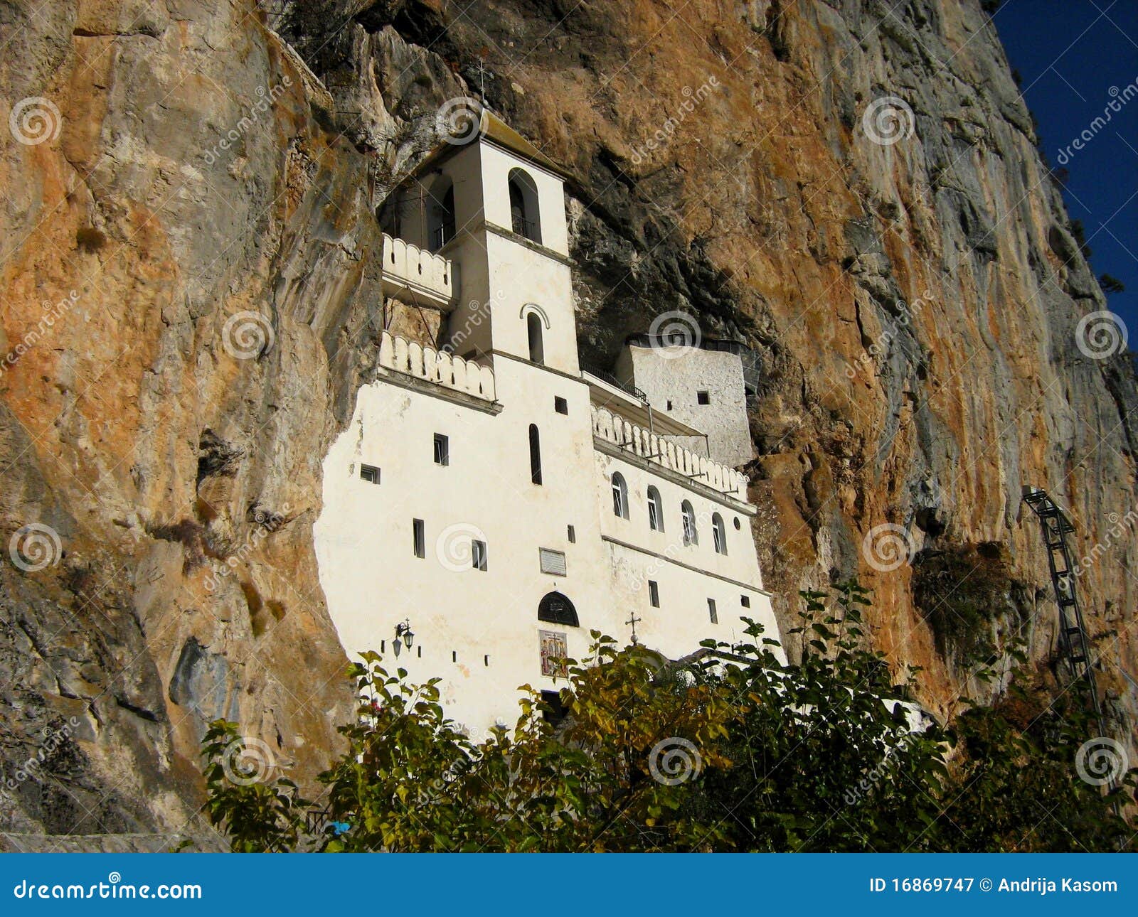 Monastério Ostrog imagem de stock. Imagem de montenegro - 16869747