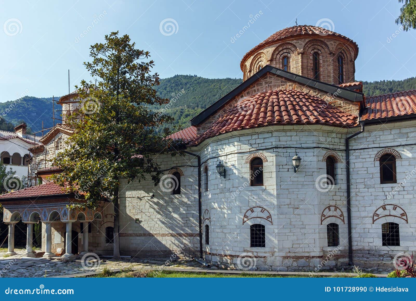 MONASTERIO DE BACHKOVO, BULGARIA - 23 DE AGOSTO DE 2017: Edificios ...