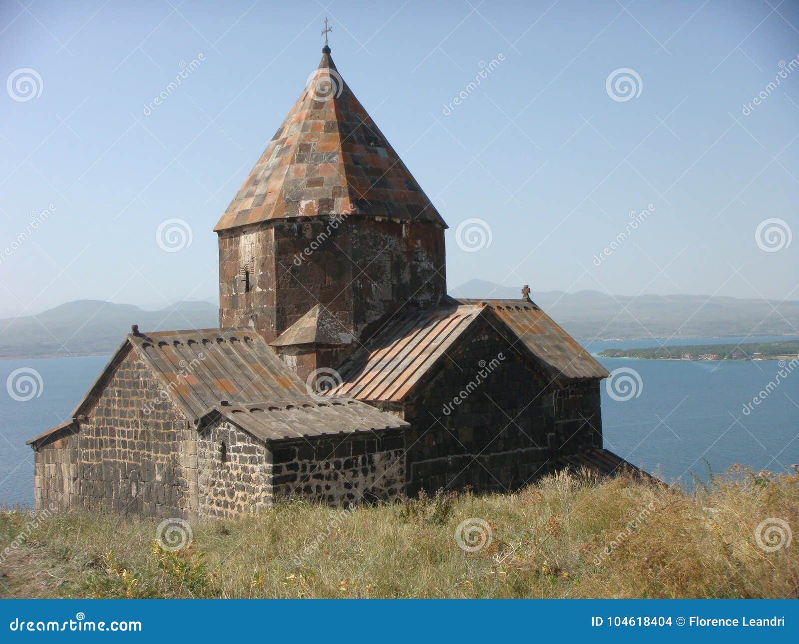 Monasterio De Sevanavank En Armenia Con Detrás Del Lago Sevan Imagen de ...