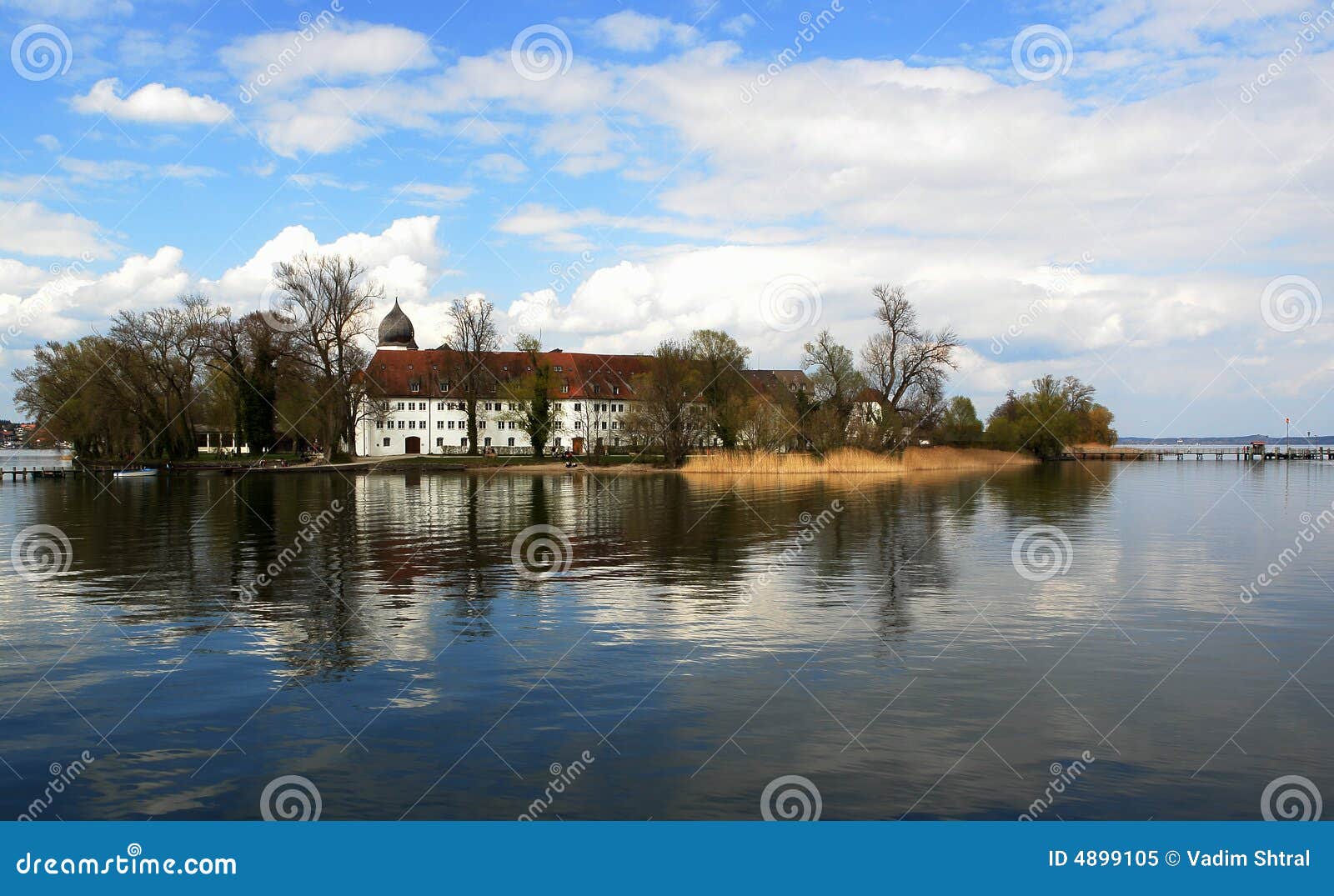 Monasterio en Chiemsee imagen de archivo. Imagen de turismo - 4899105