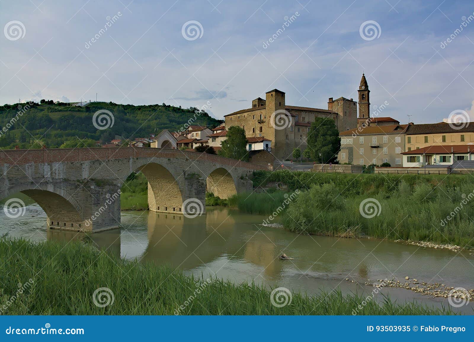 Monastero Bormida Y Su Puente Imagen de archivo - Imagen de puente ...