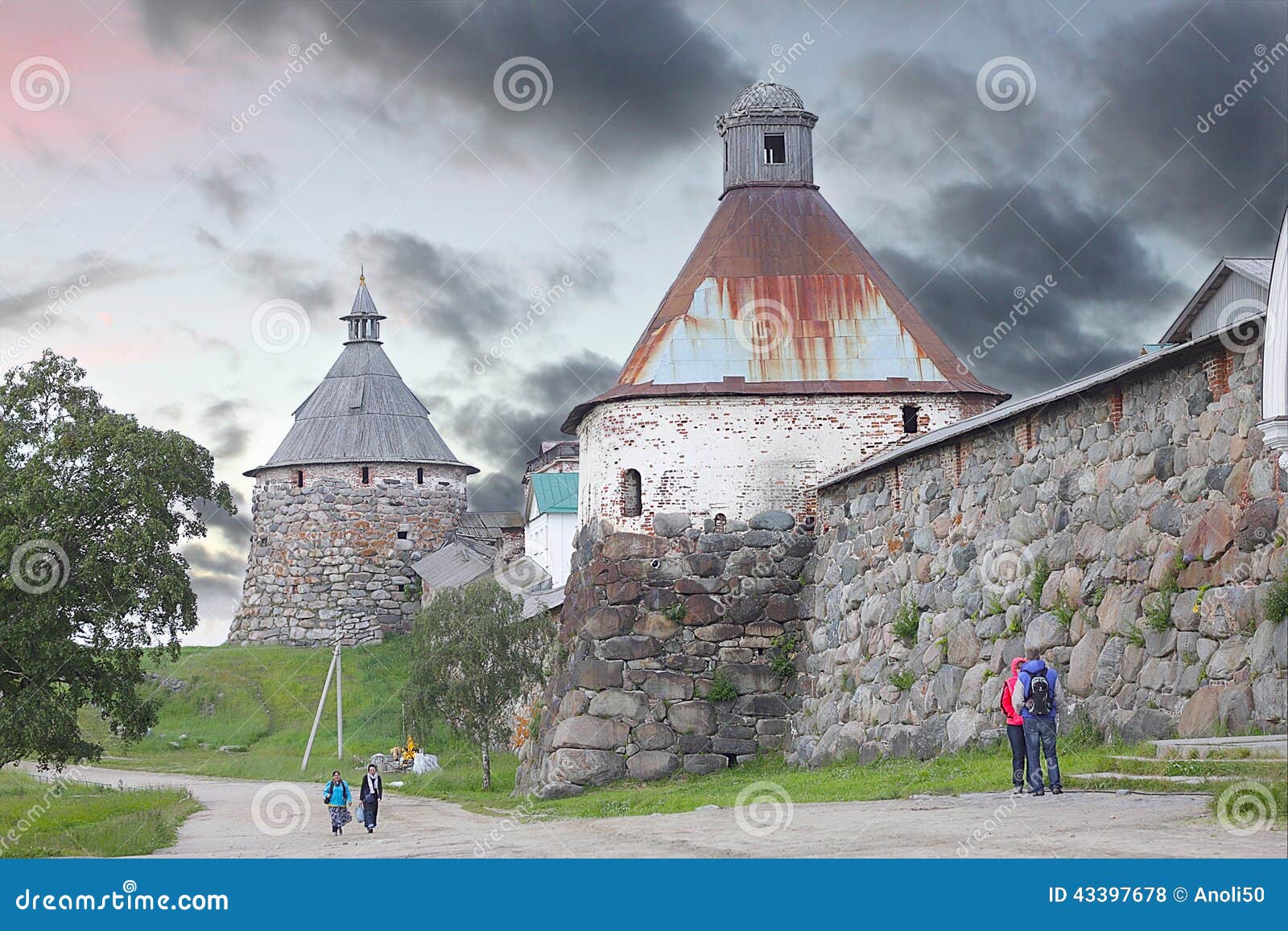Monastero Di Solovetsky Parete Della Fortezza Di Solovki Con Le Torri ...