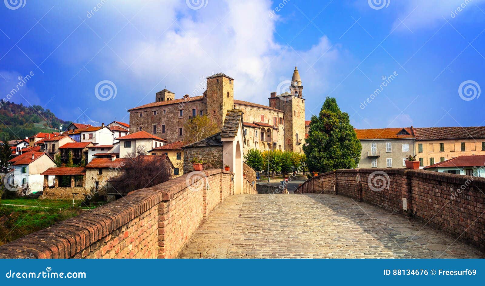 Monastero E Castello Di Bormida in Regione Asti in Piemonte, Italia ...
