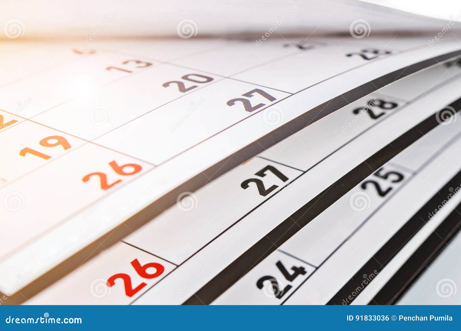 Monate Und Daten Gezeigt Auf Einem Kalender Stockfoto - Bild von seite ...