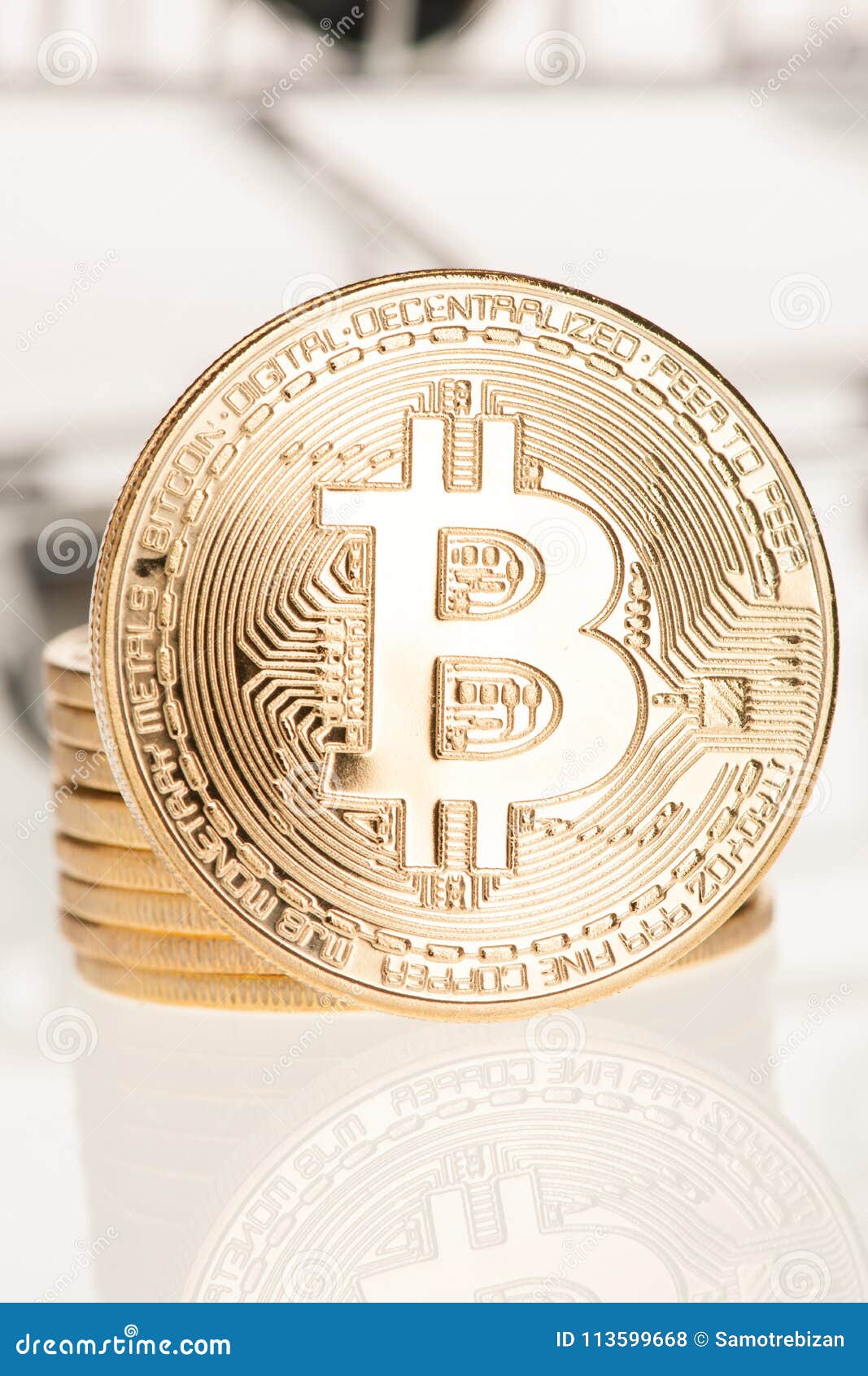 Moneda Crypto Bitcoin Aislado Sobre El Fondo Blanco Foto de archivo ...