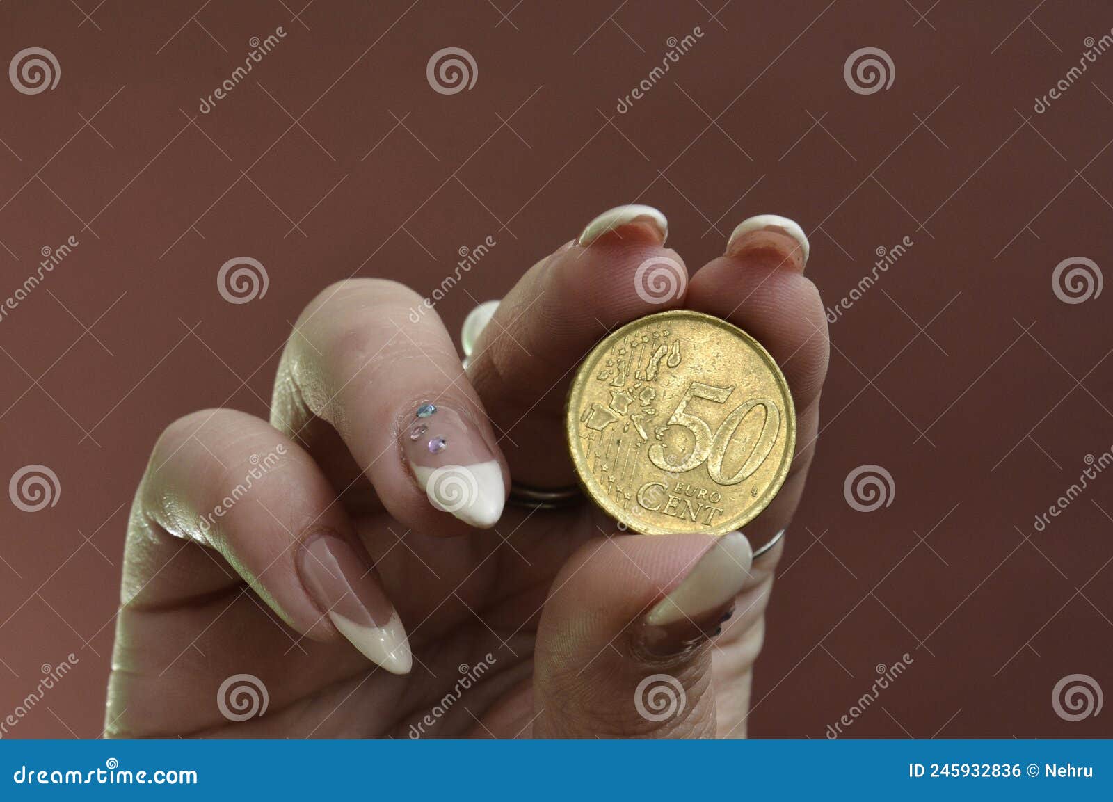 Moneda De Euro De Mano De Mujer Foto de archivo - Imagen de nombres ...