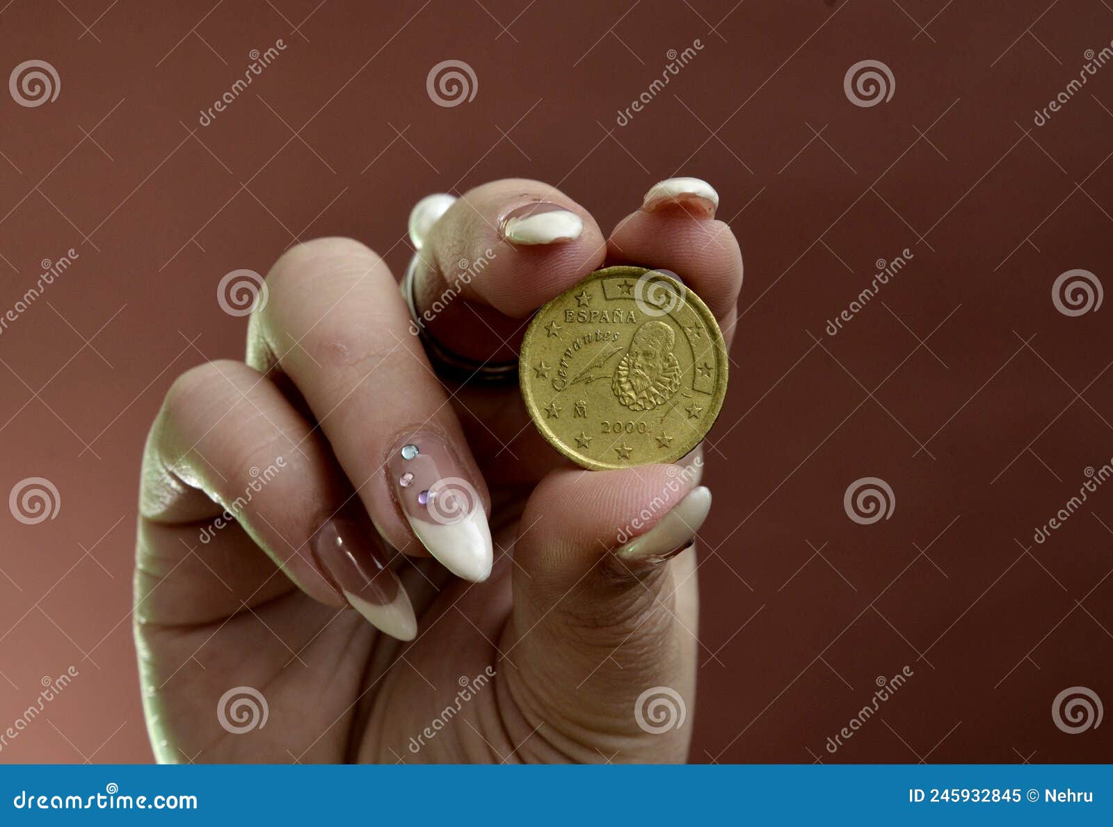 Moneda De Euro De Mano De Mujer Imagen de archivo - Imagen de mano ...