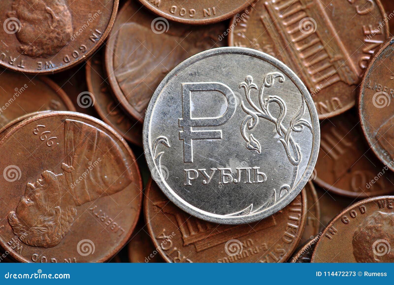 Moneda De La Rublo Rusa Y Monedas Del Centavo De Los E.E.U.U. Imagen de ...