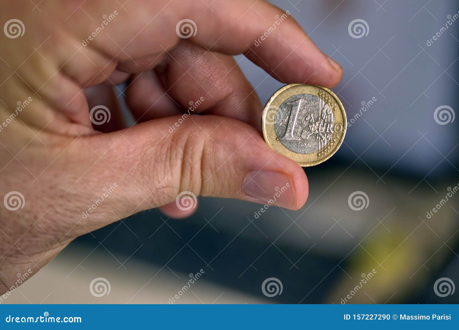 Moneda De Un Euro En Una Mano Foto de archivo - Imagen de crecimiento ...
