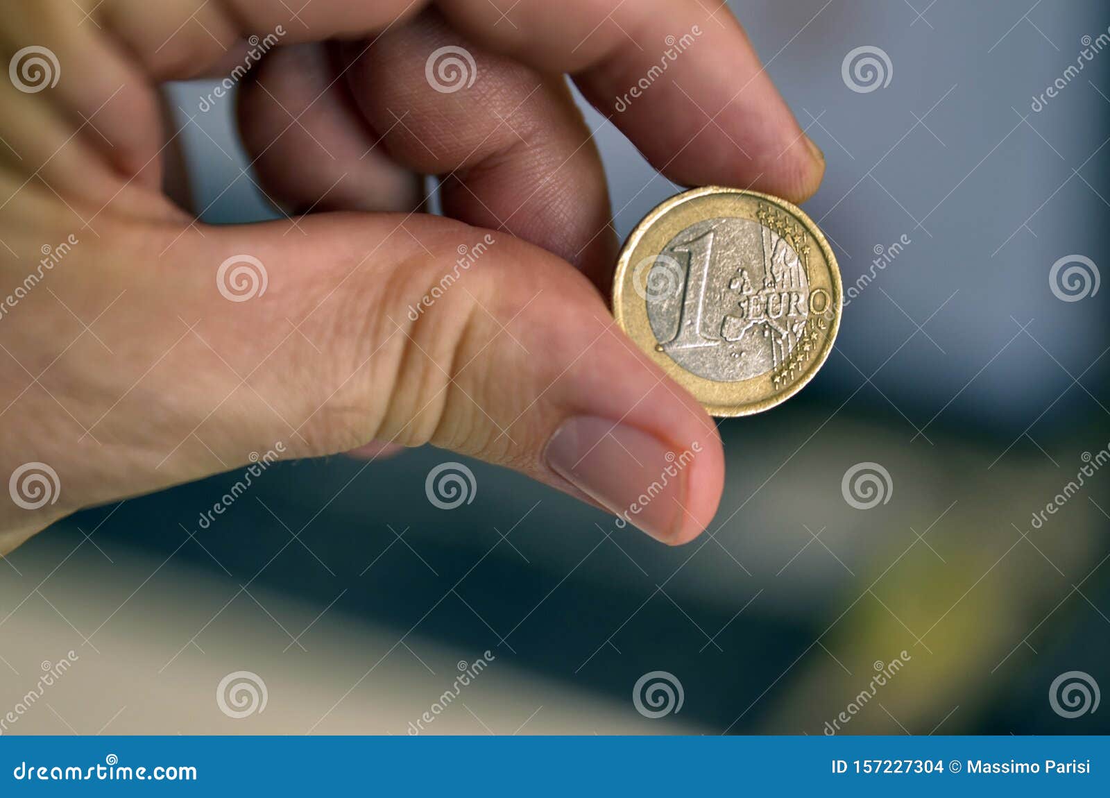 Moneda De Un Euro En Una Mano Foto de archivo - Imagen de negocios ...