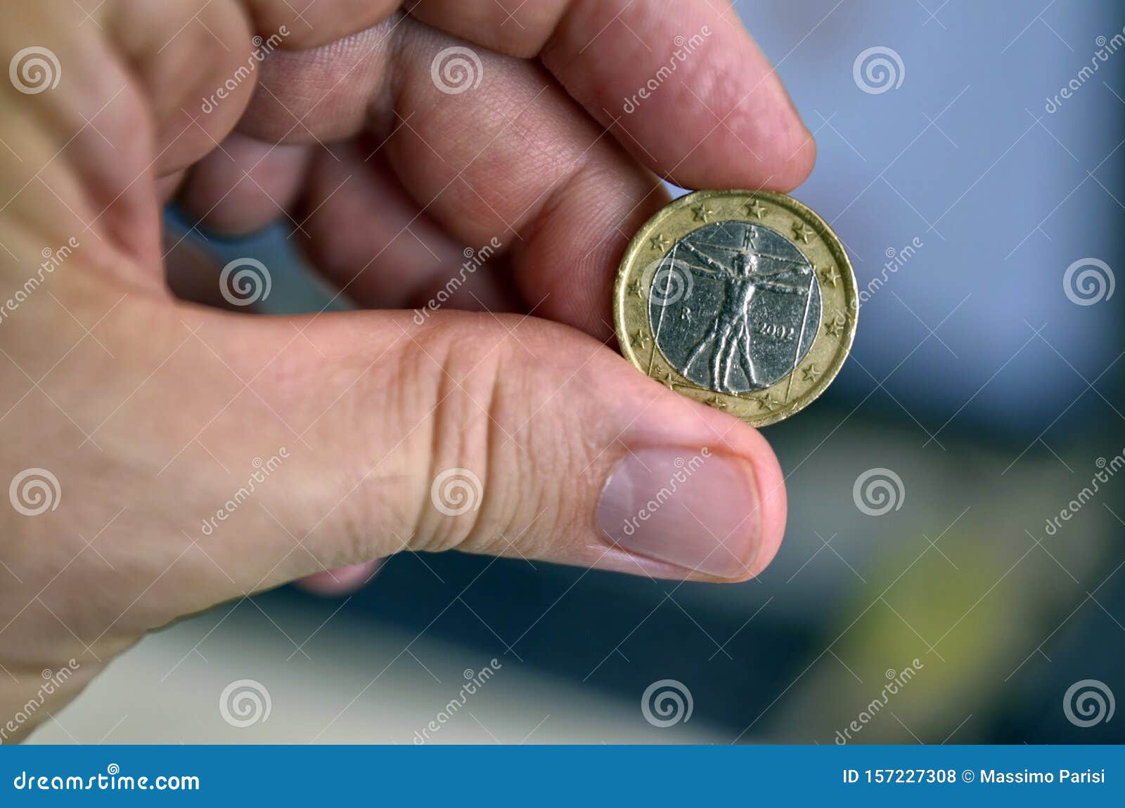 Moneda De Un Euro En Una Mano Foto de archivo - Imagen de mercado ...