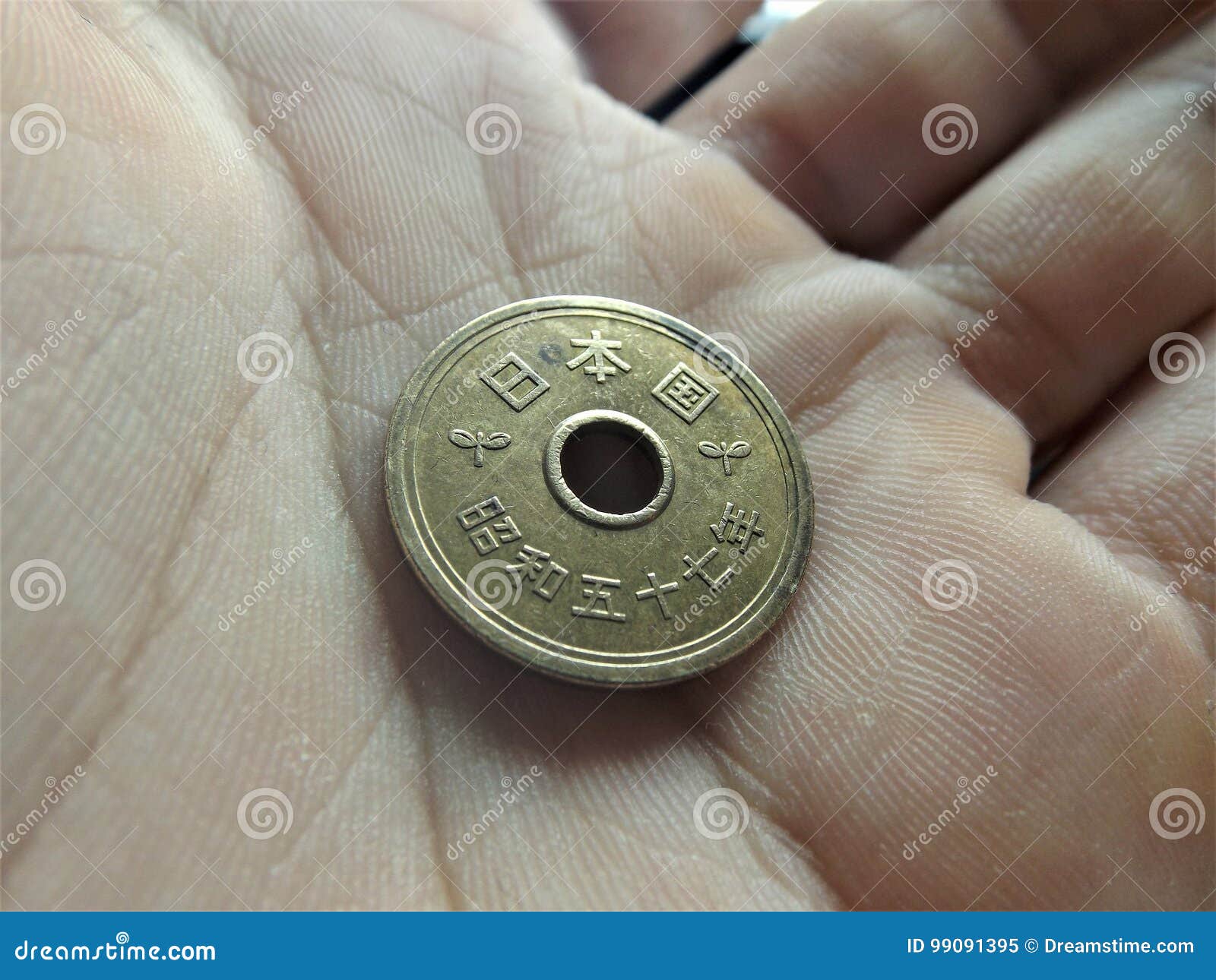 Moneda De 5 Yenes Japoneses En Mi Mano Imagen de archivo - Imagen de ...