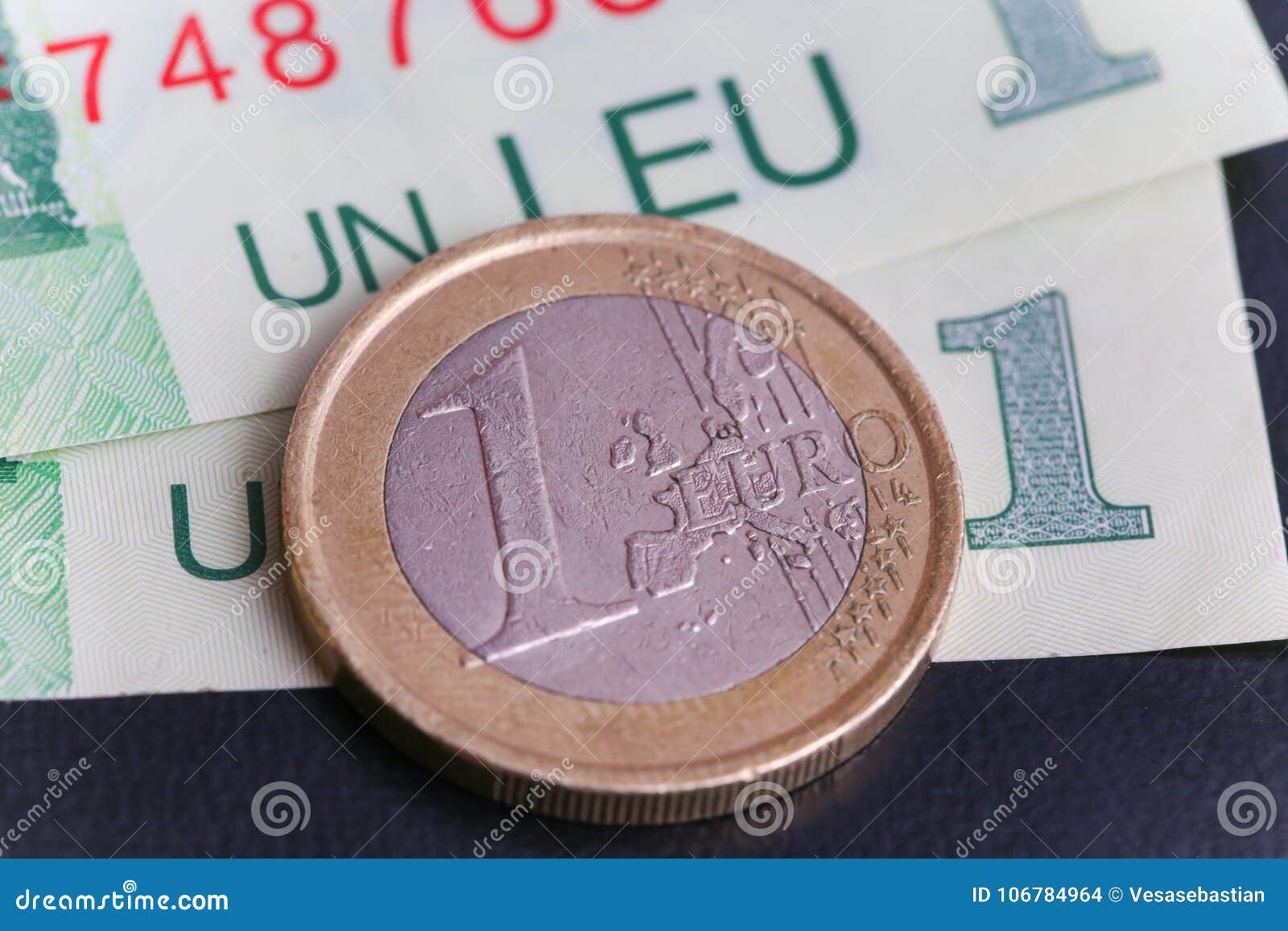 1 Moneda Euro Sobre Las Cuentas De 1 RON Del Leu Foto de archivo ...