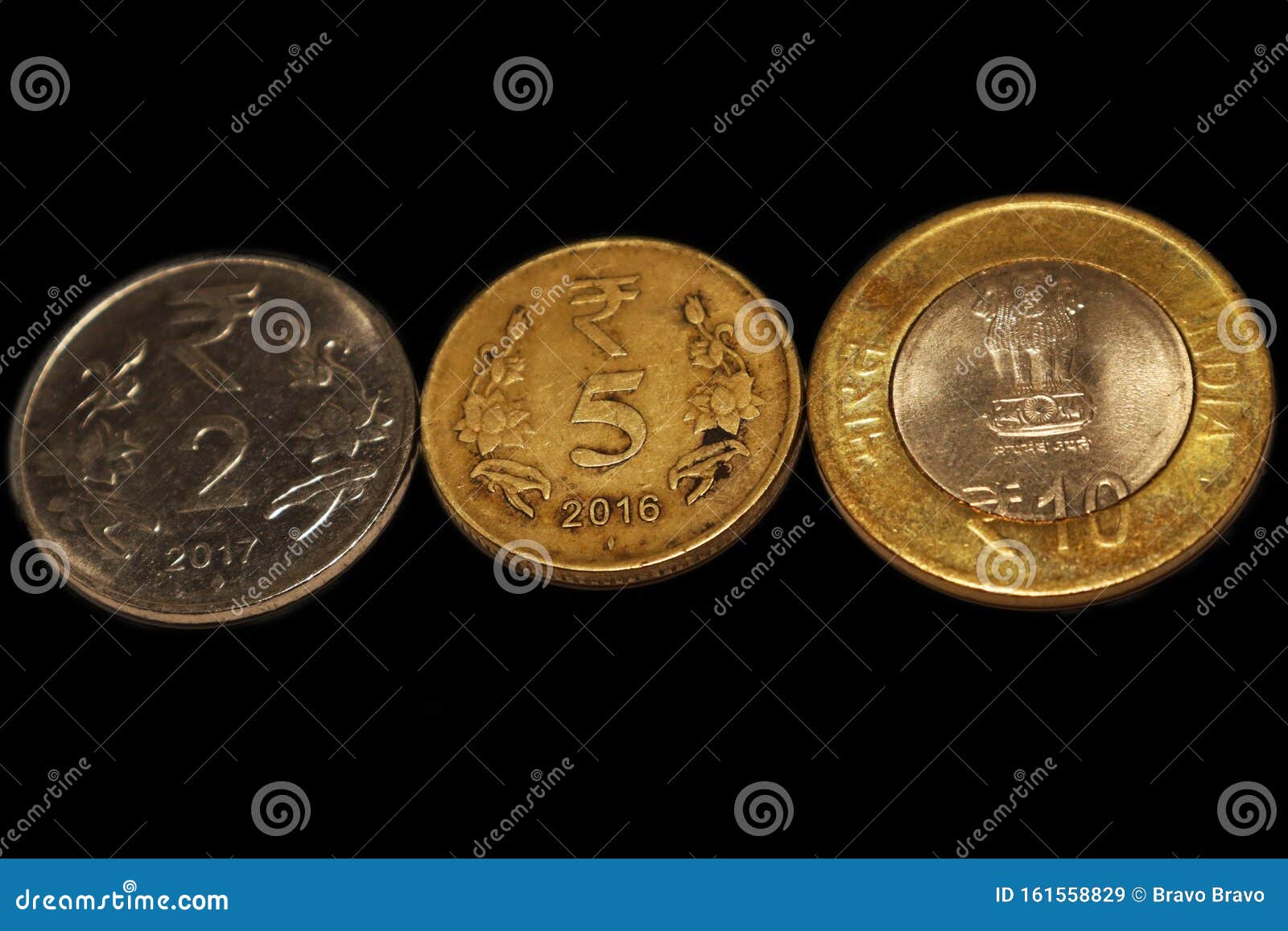Moneda India, Rupia India De Fondo Negro, Moneda India Imagen de ...