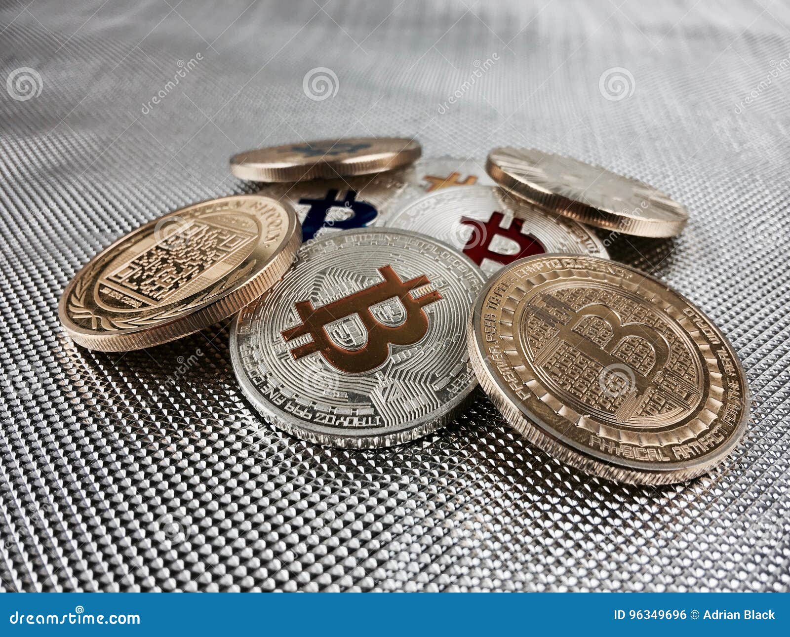 Monedas Coloridas Del Bitcoin Foto de archivo - Imagen de comercio ...