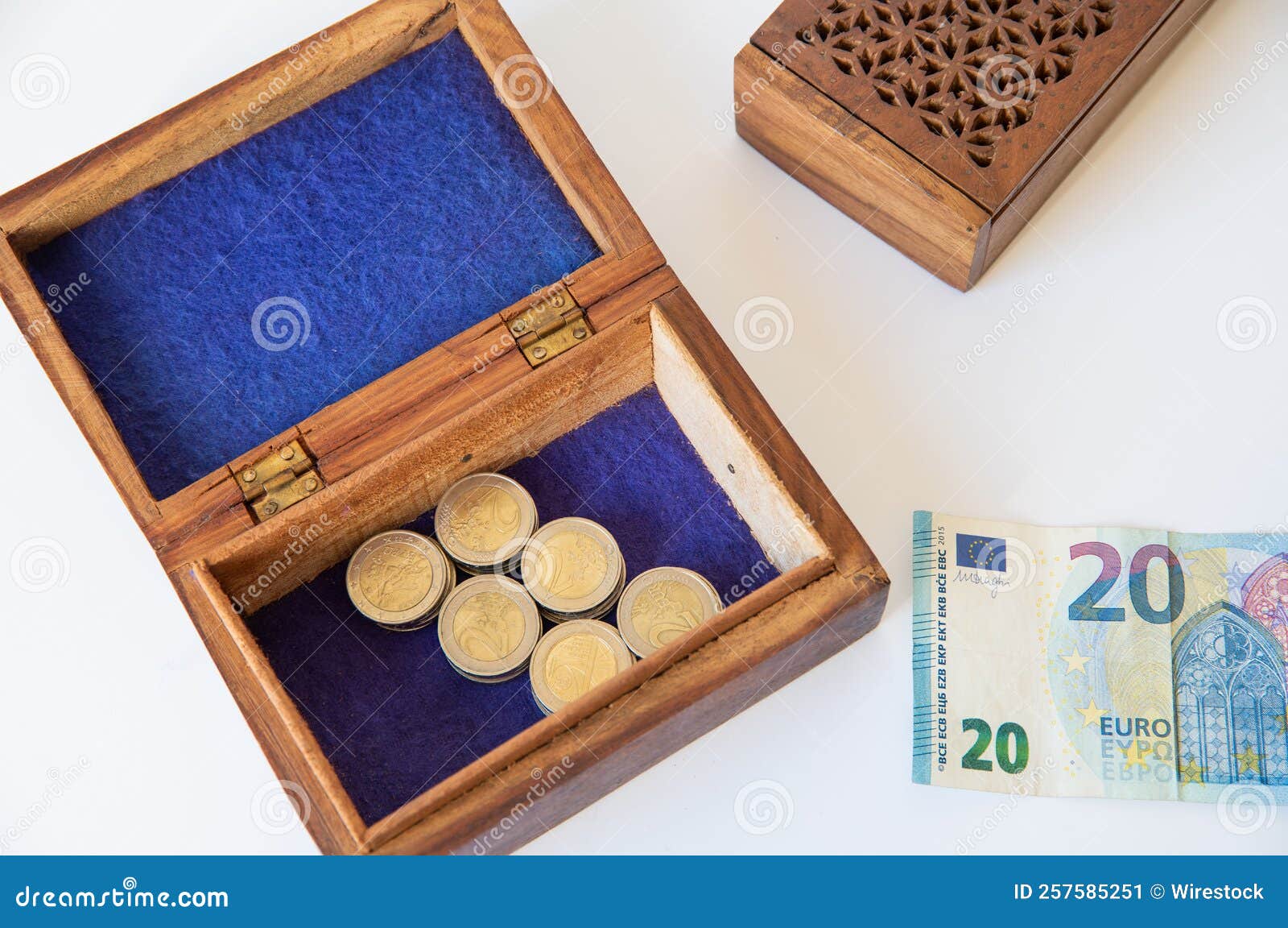 2 Monedas De Euro Y Un Billete De 20 Euros Imagen de archivo - Imagen ...