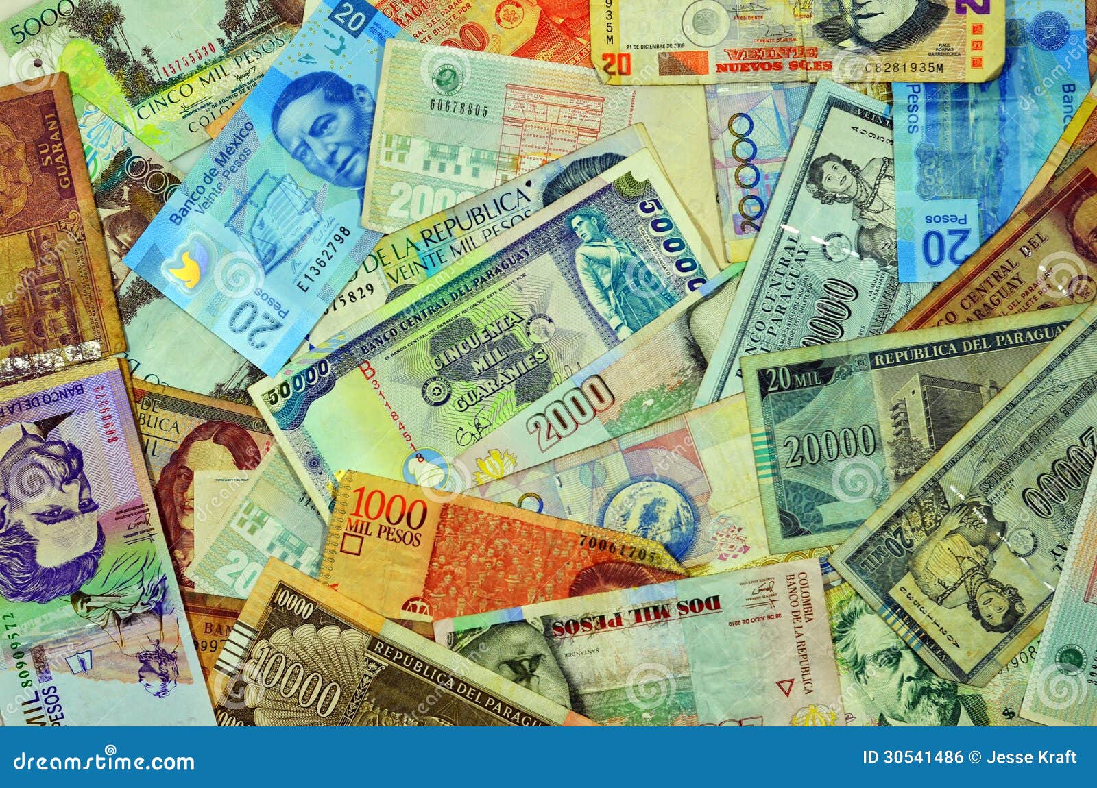 Monedas latinoamericanas foto de archivo. Imagen de guarani - 30541486