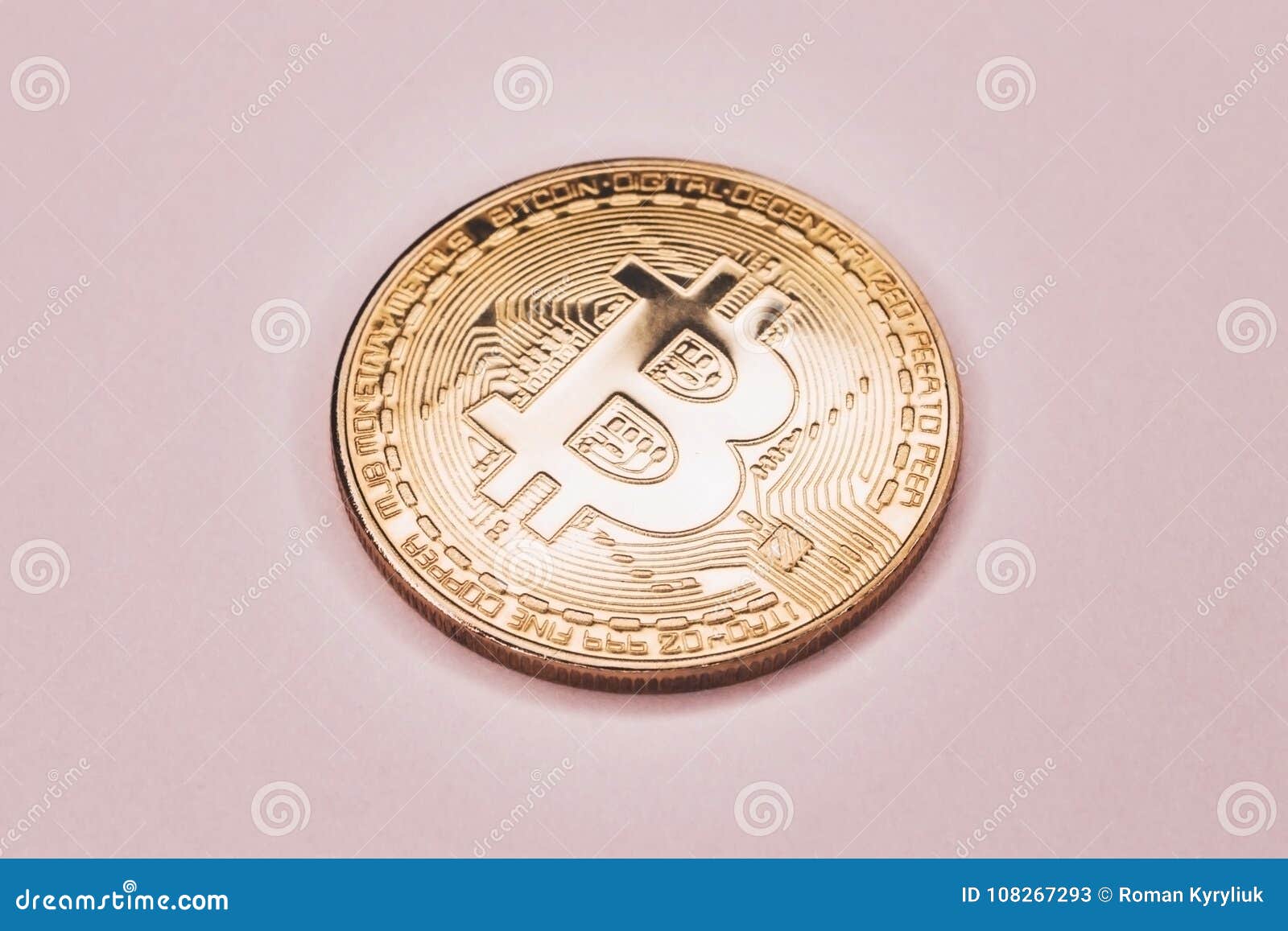 Moneta Di Oro Di Bitcoin Sul Rosa Immagine Stock - Immagine di moneta ...