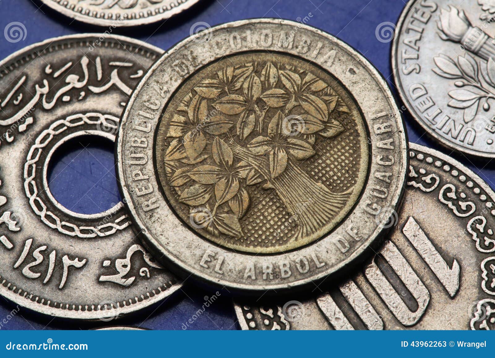 Monete della Colombia immagine stock. Immagine di cento - 43962263