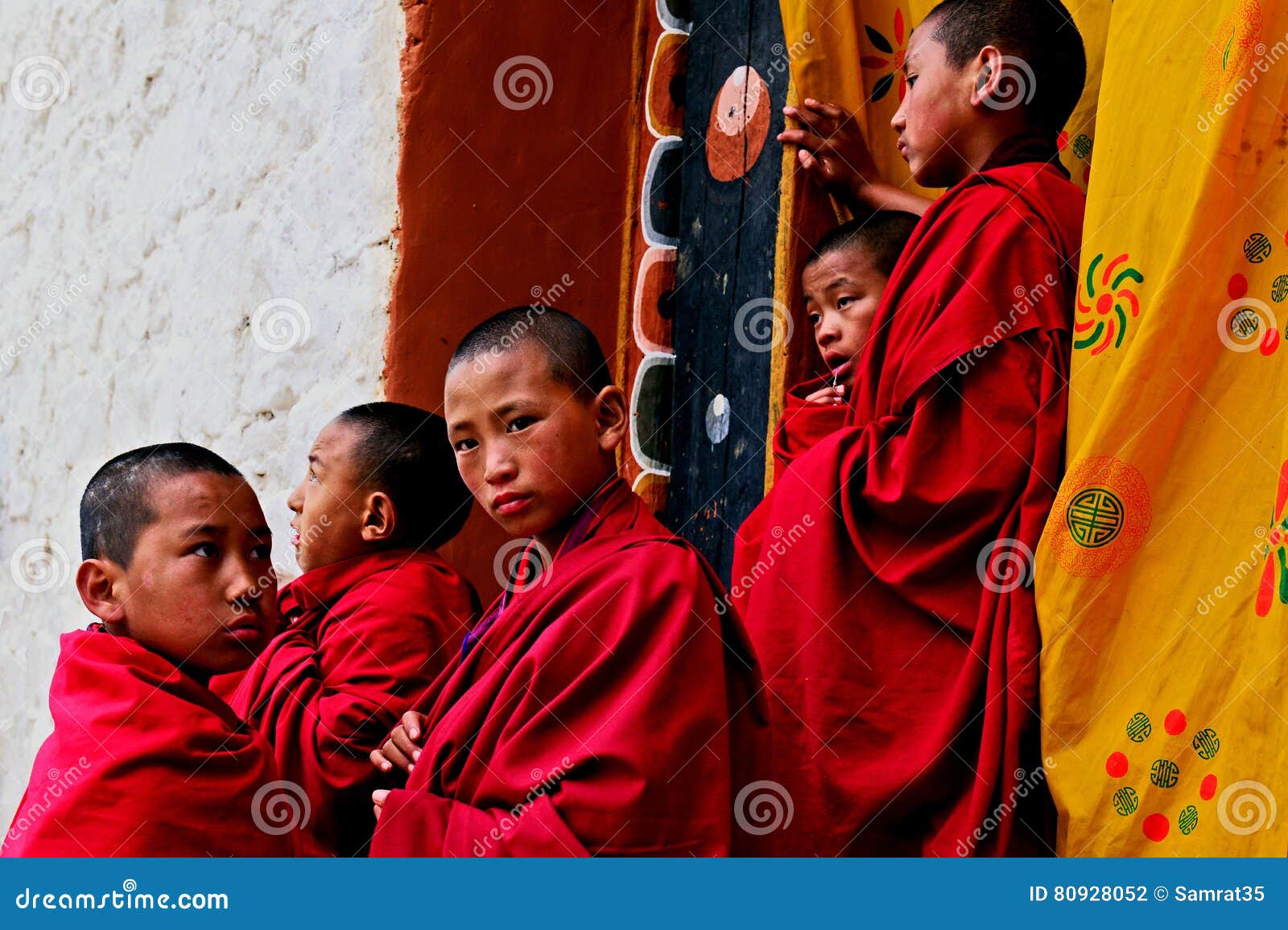 Monge budista em bhutan fotografia editorial. Imagem de homens - 80928052