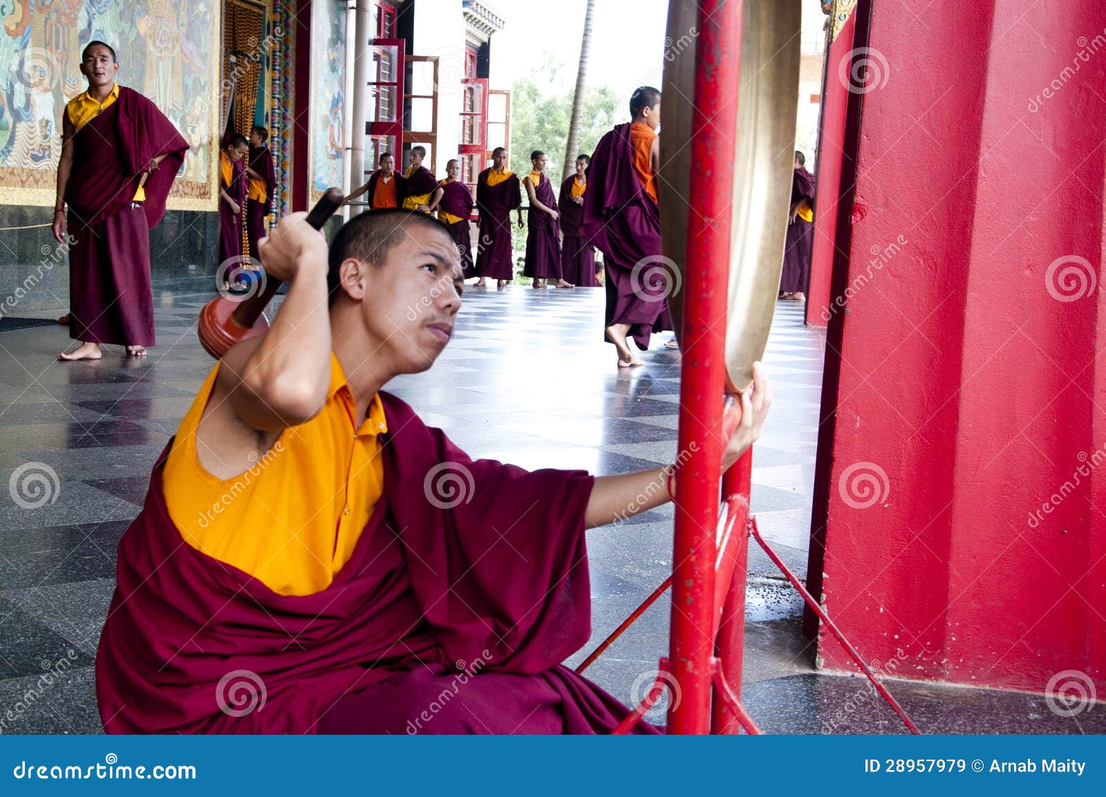 Monge Budista Que Joga O Gongo Imagem de Stock Editorial - Imagem de ...
