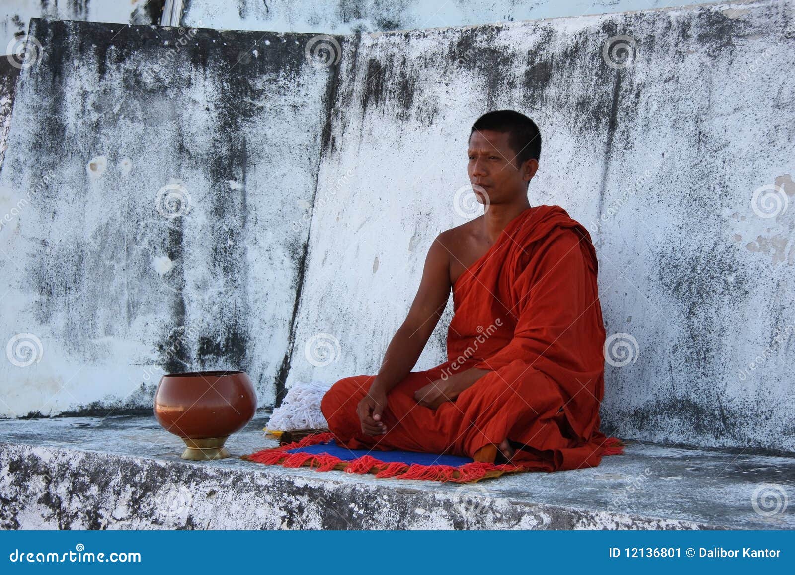 Monge Meditating foto editorial. Imagem de chinês, luta - 12136801
