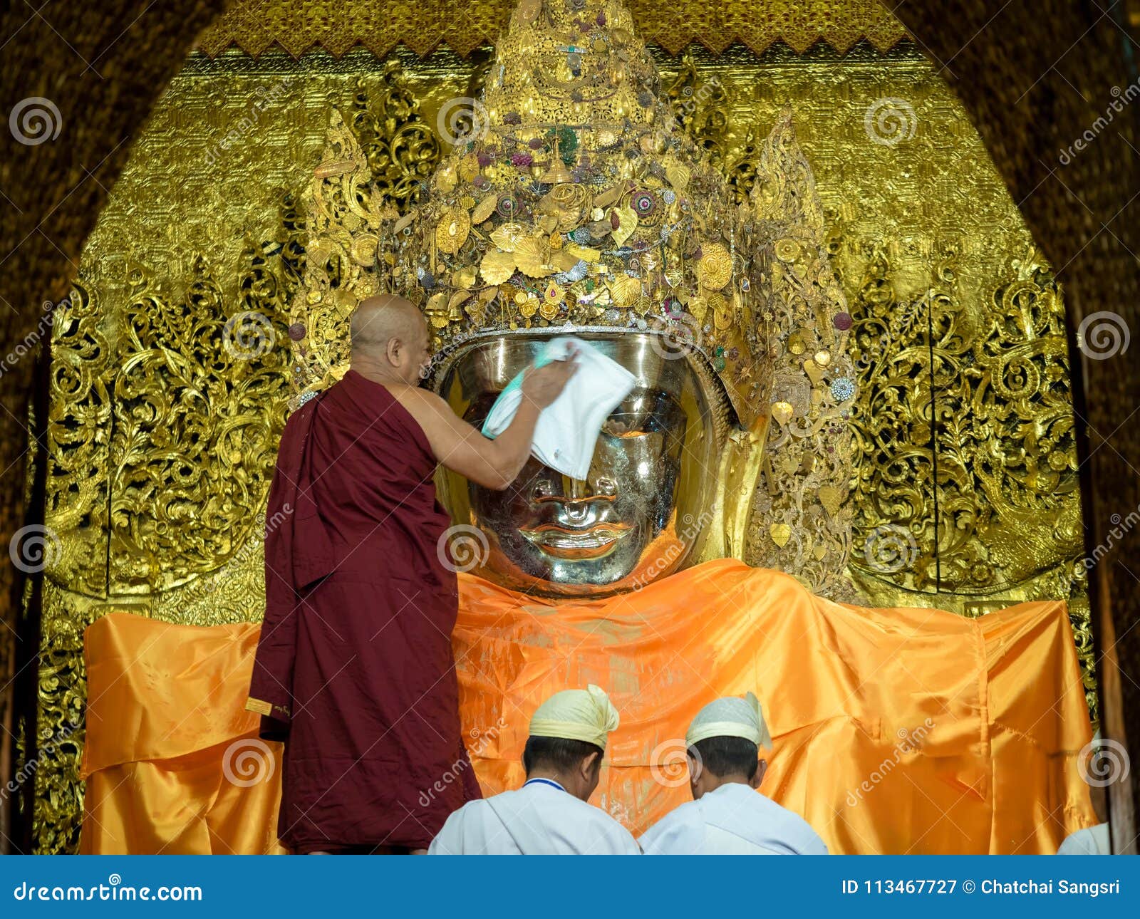 A Monge Myanmar Que Lava a Cara Da Buda De Mahamuni Fotografia ...