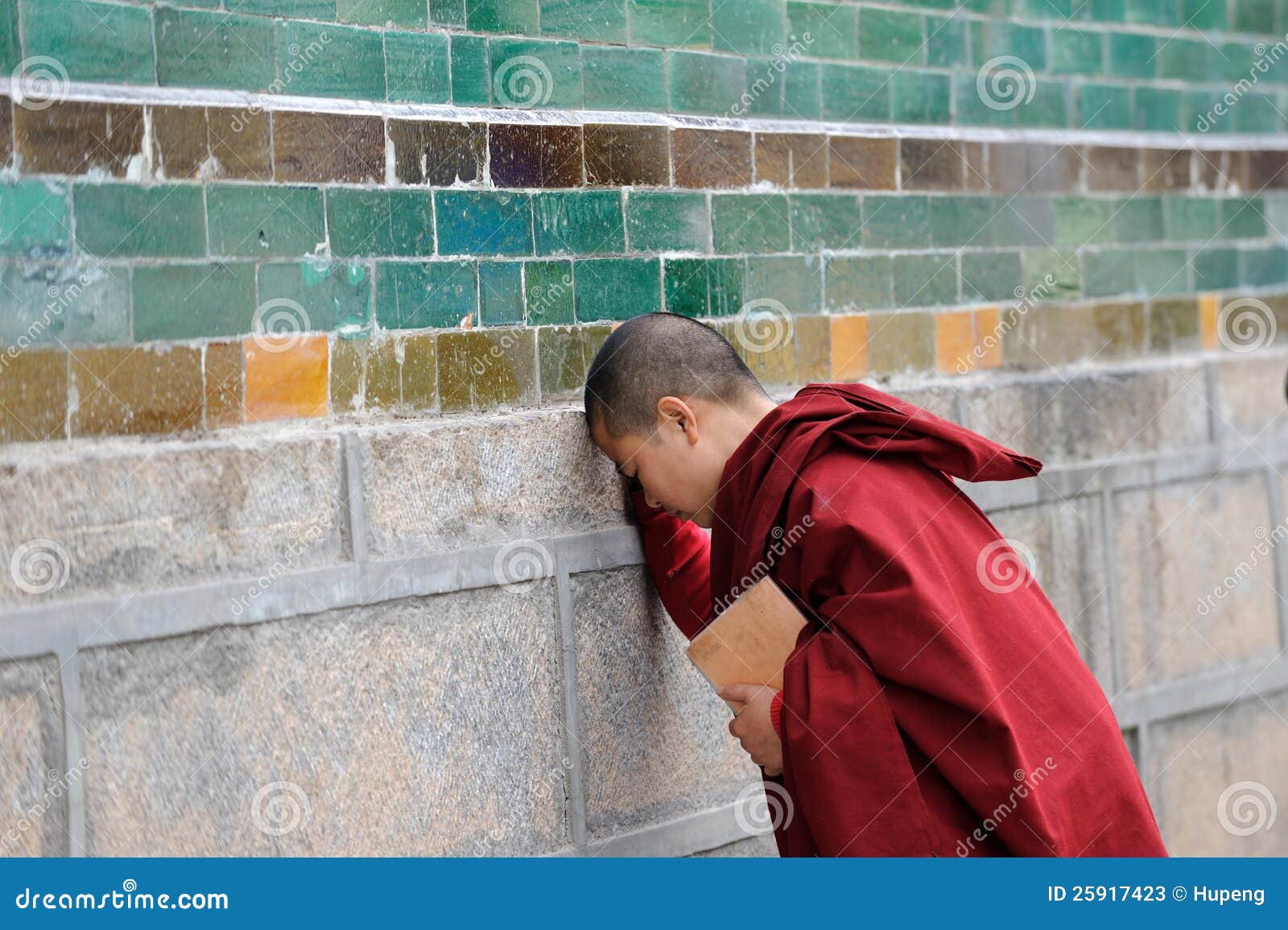 Monge nova que praying foto de stock editorial. Imagem de peregrino ...