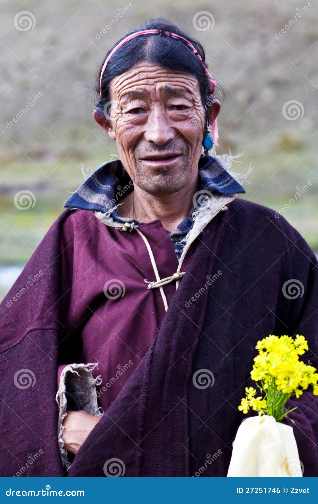 Monge tibetana foto editorial. Imagem de retrato, sorriso - 27251746