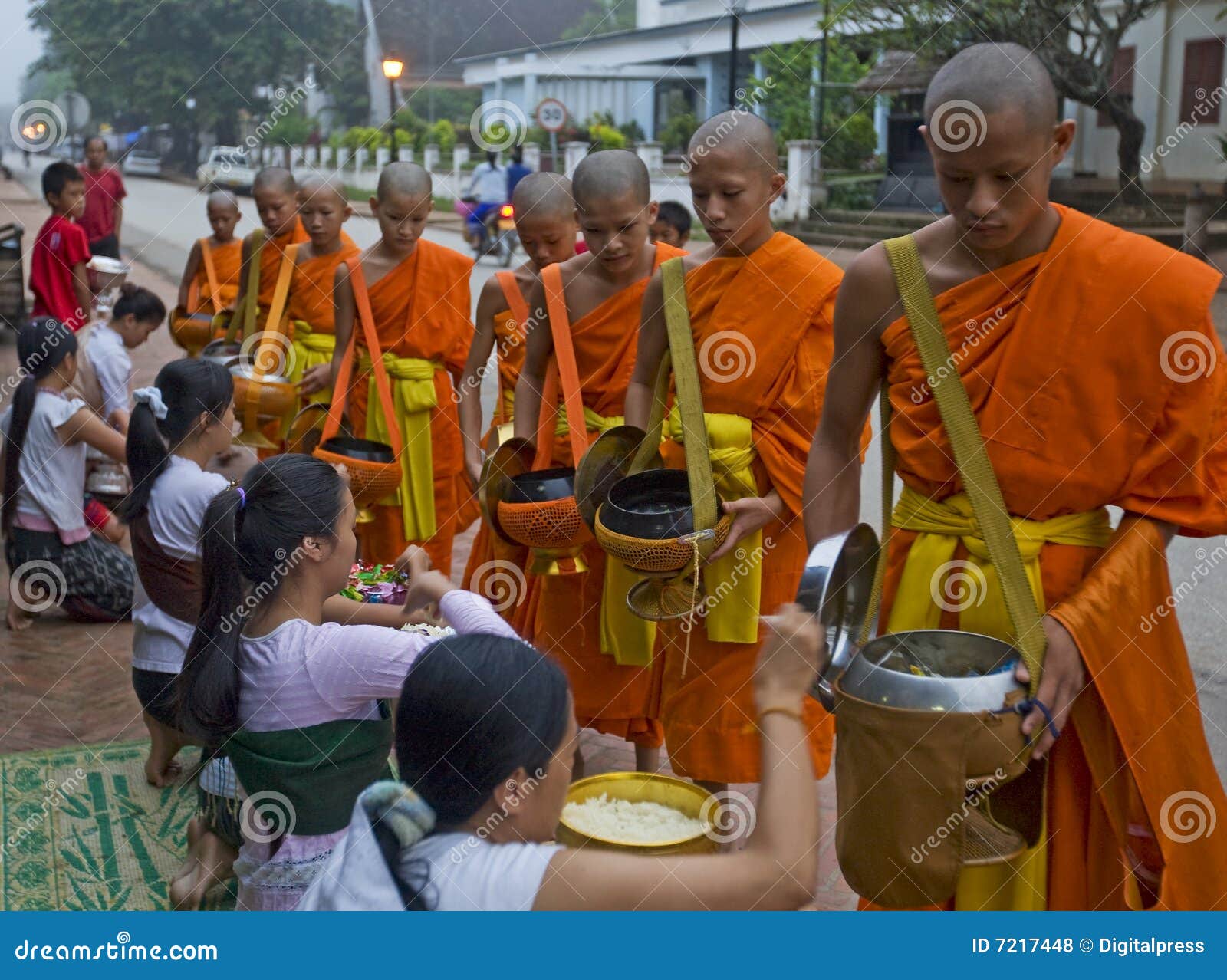 Monges Buddhistic Em Luang Prabang, Laos Foto de Stock Editorial ...
