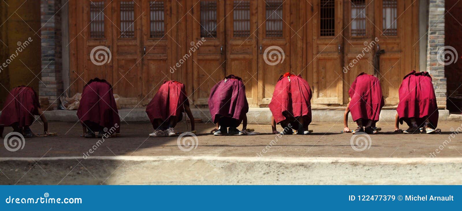 Monges Novas Que Fazem O Exercice Imagem de Stock Editorial - Imagem de ...