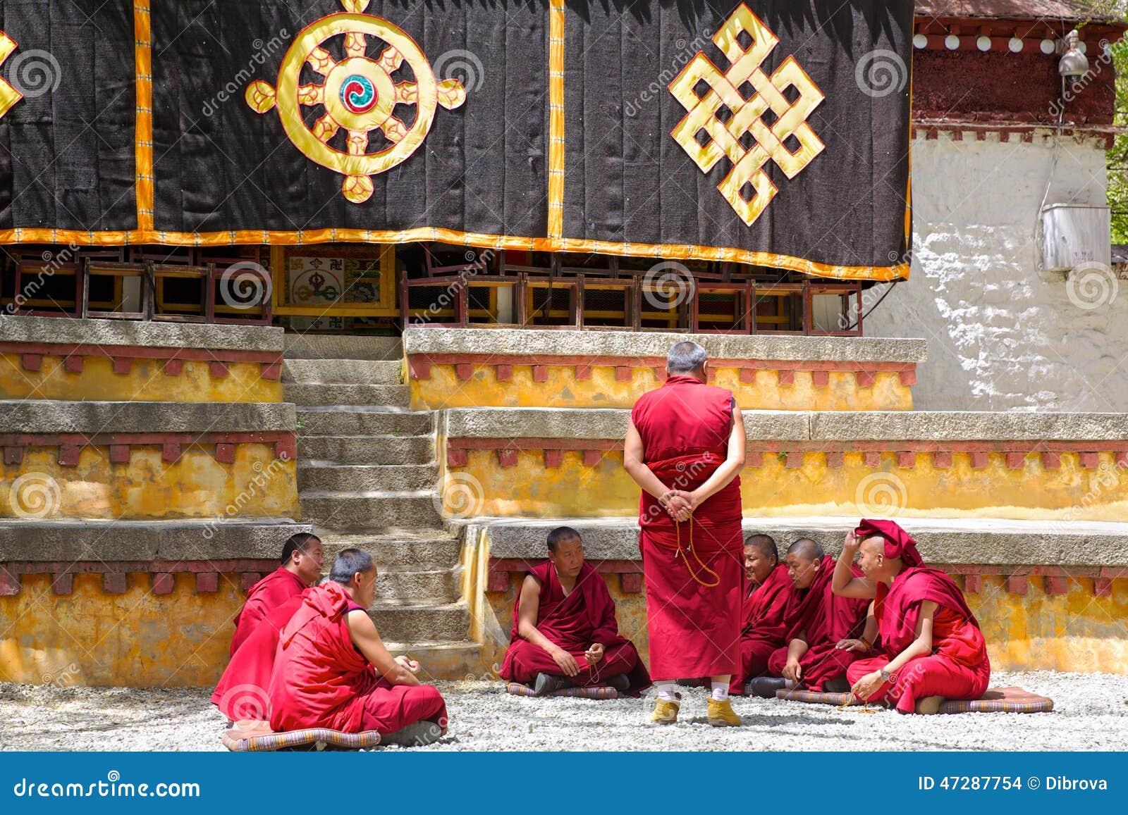 Monges tibetanas imagem de stock editorial. Imagem de porcelana - 47287754