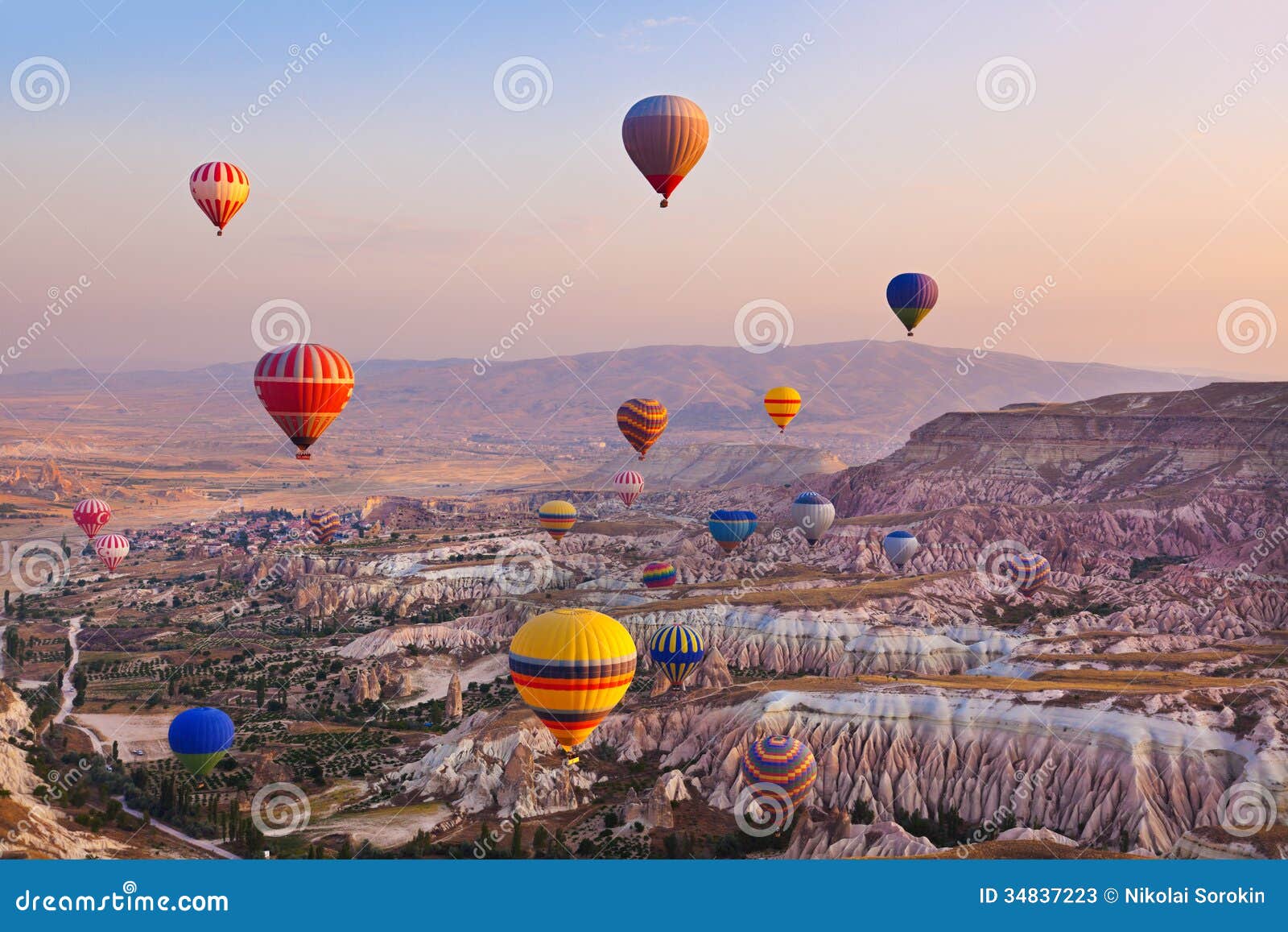 Mongolfiera Che Sorvola Cappadocia Turchia Immagine Stock - Immagine di ...