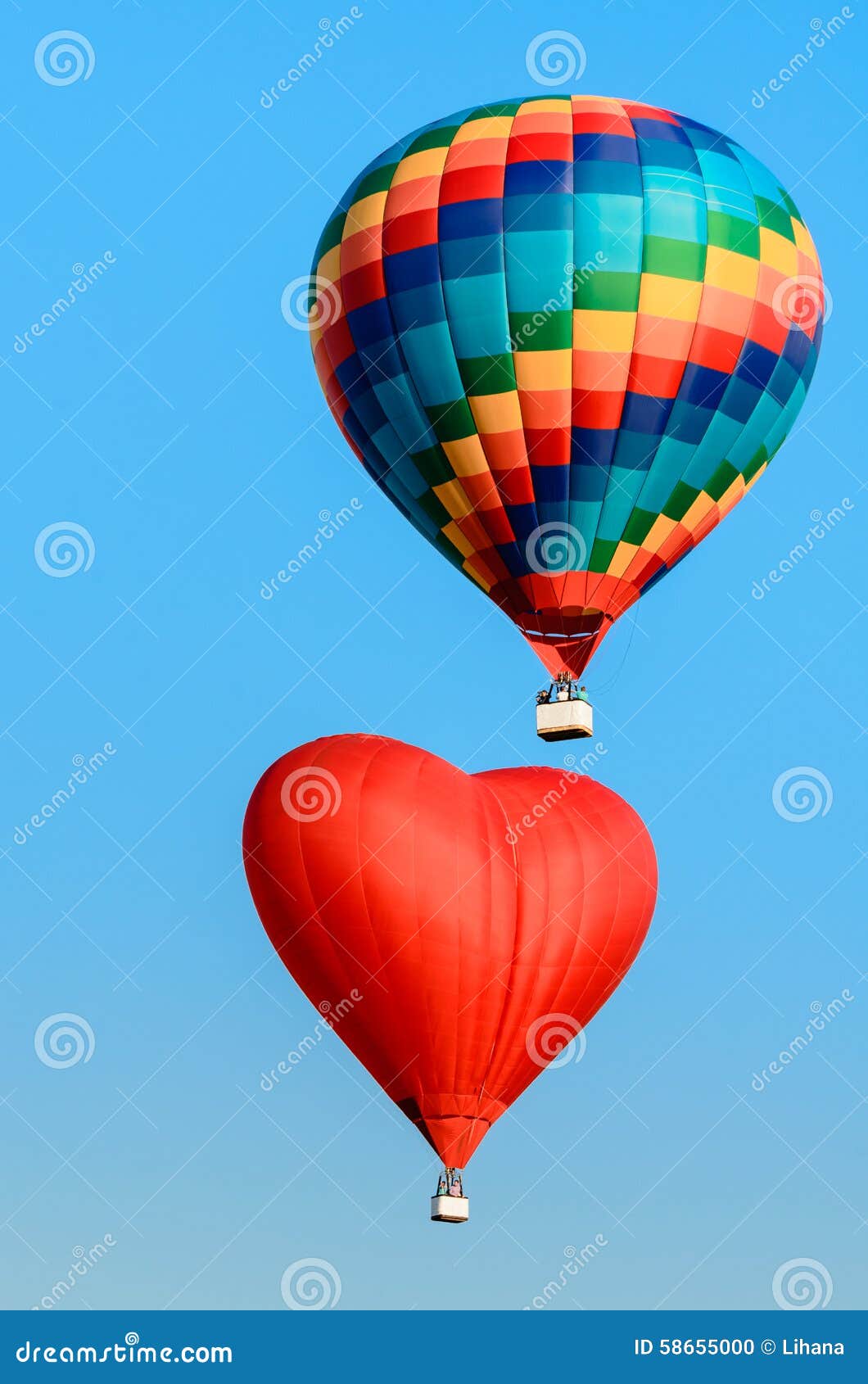 Mongolfiera colorata due fotografia stock. Immagine di radura - 58655000